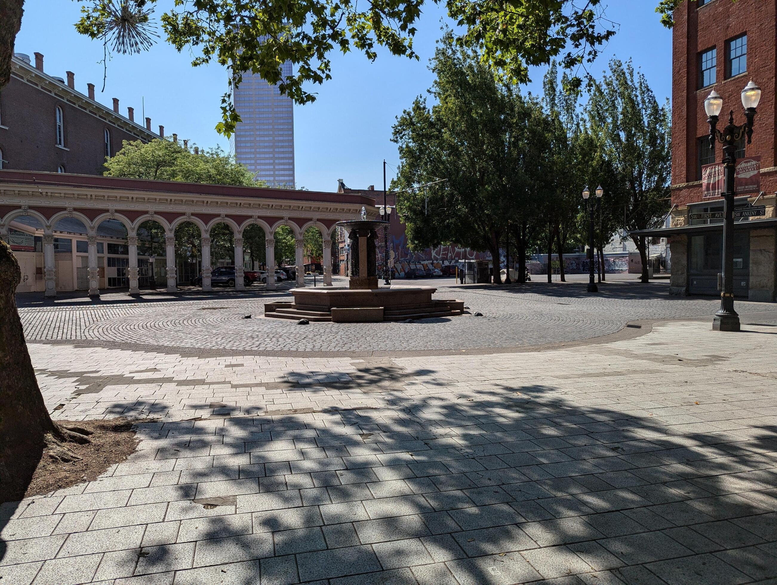 PORTLAND, OREGON, USA - 07.10.2024 Portland Place, Ankeny Square and Skidmore Fountain 49106037 ...