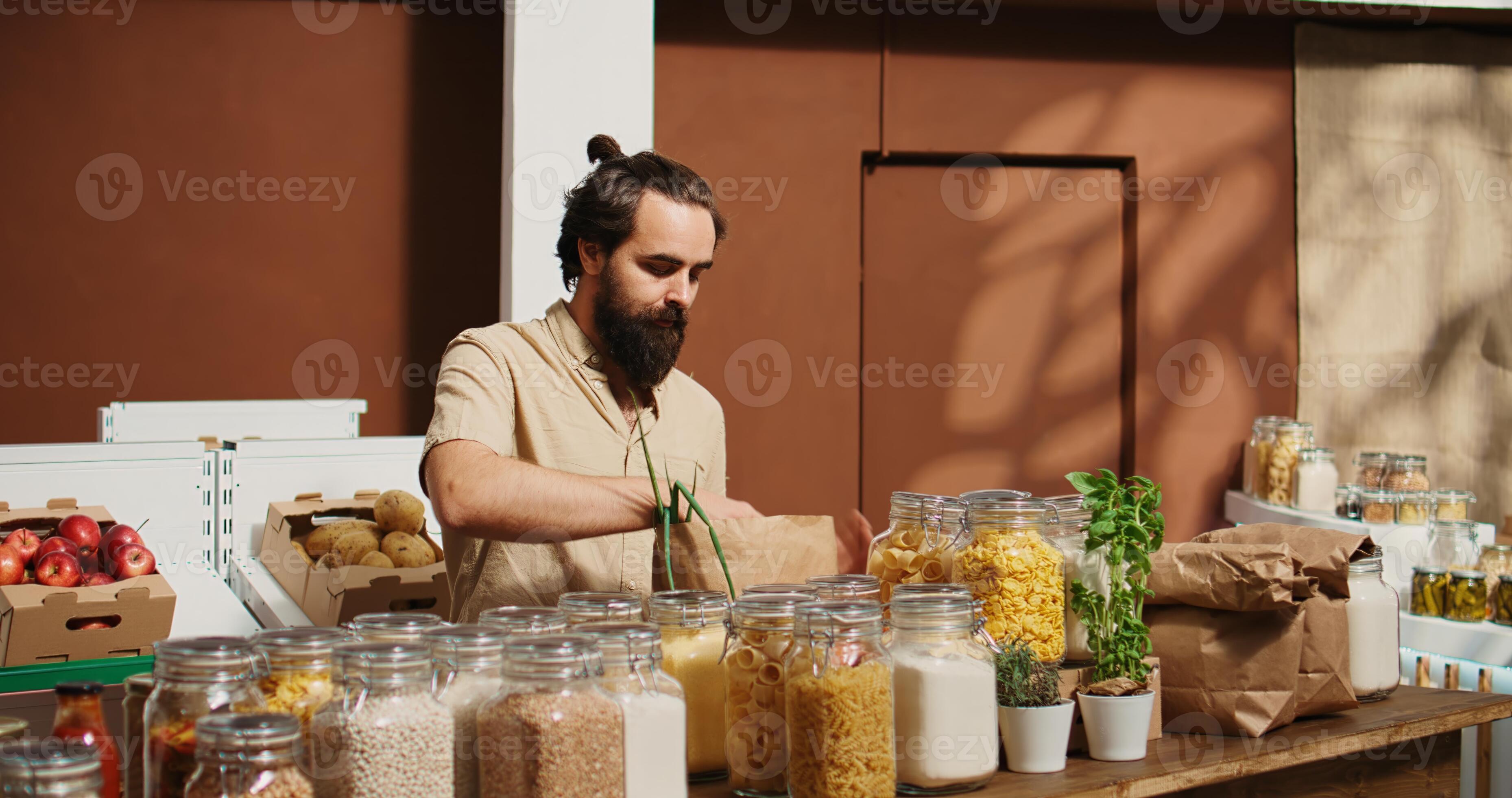 enfocar en Disparo de hombre en cero residuos supermercado utilizando ...