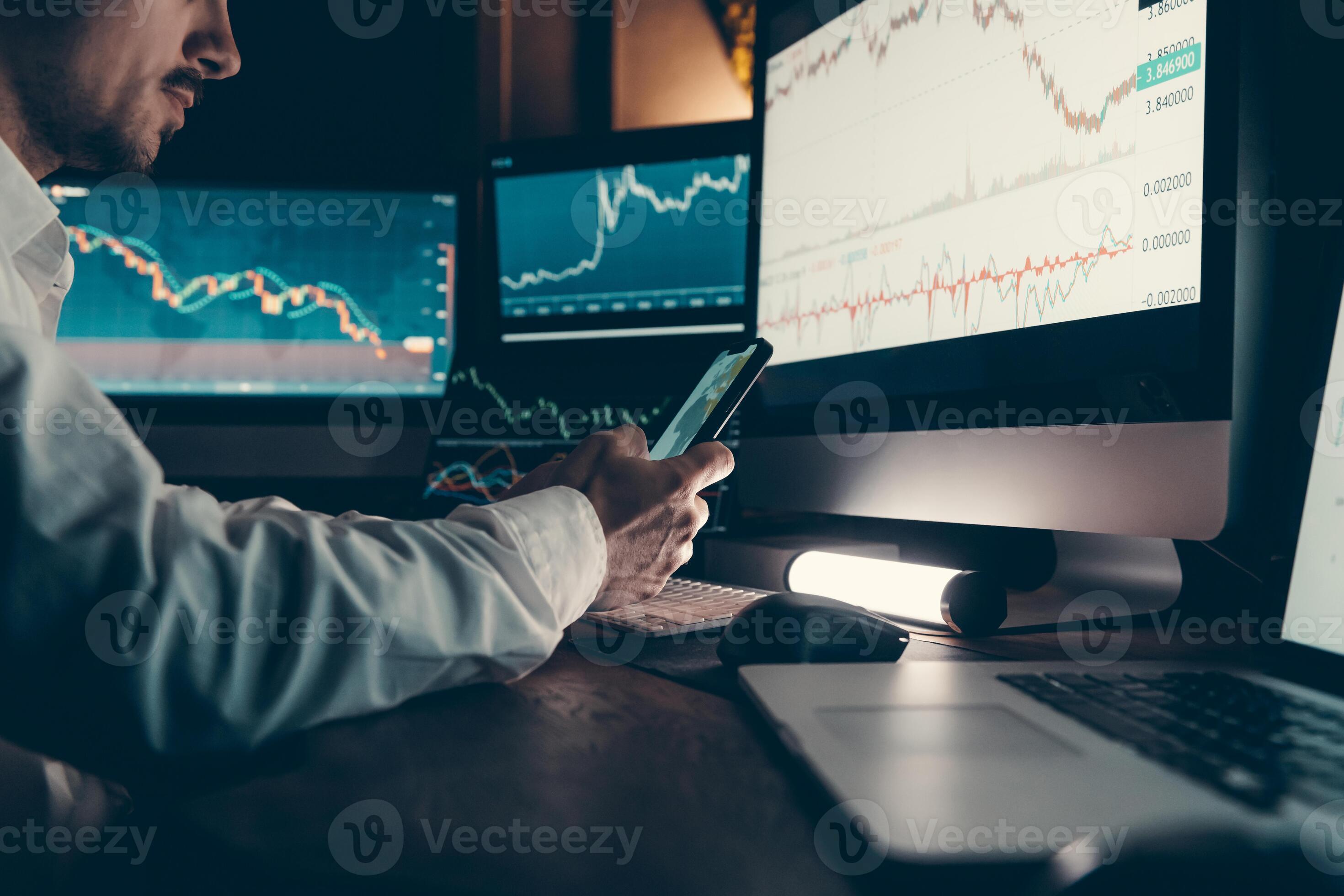 confidente masculino financiero corredor utilizando tecnología y analizando valores mercado ...