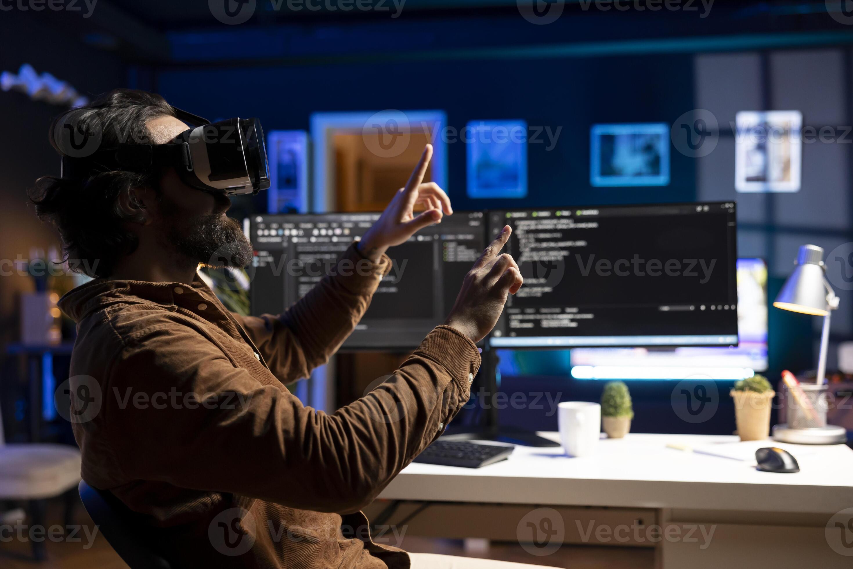 hombre haciendo software calidad garantía, leyendo fuente código utilizando alto tecnología vr ...