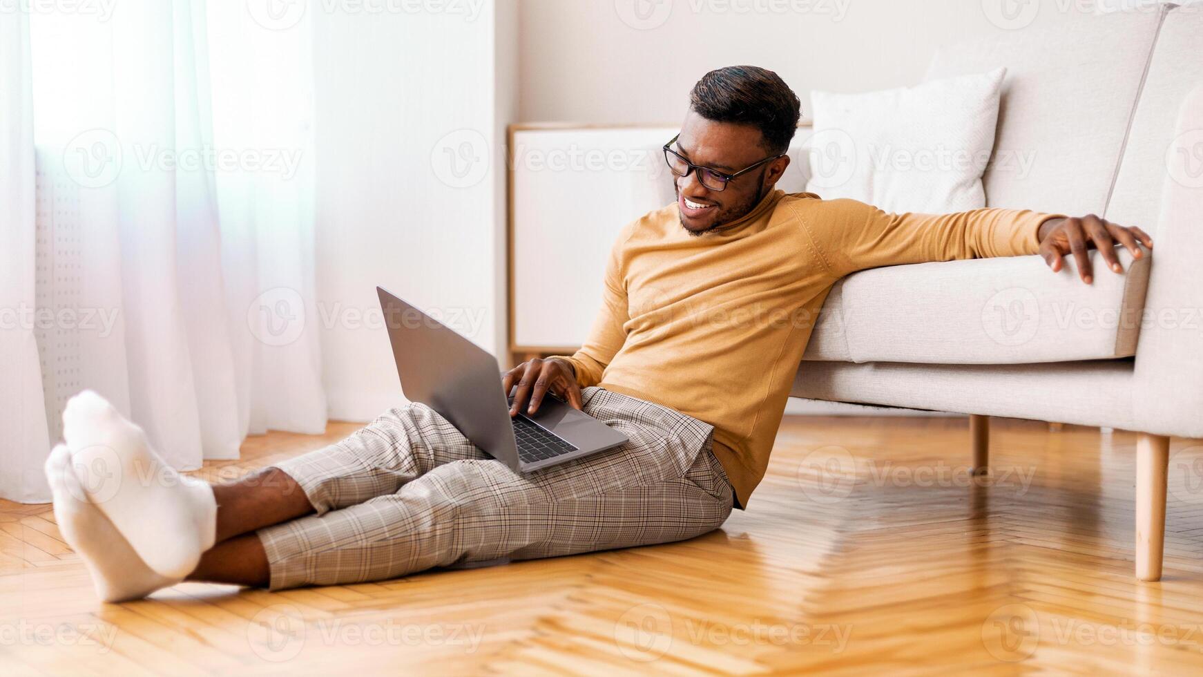 Page 9 | Man Typing Stock Photos, Images and Backgrounds for Free Download