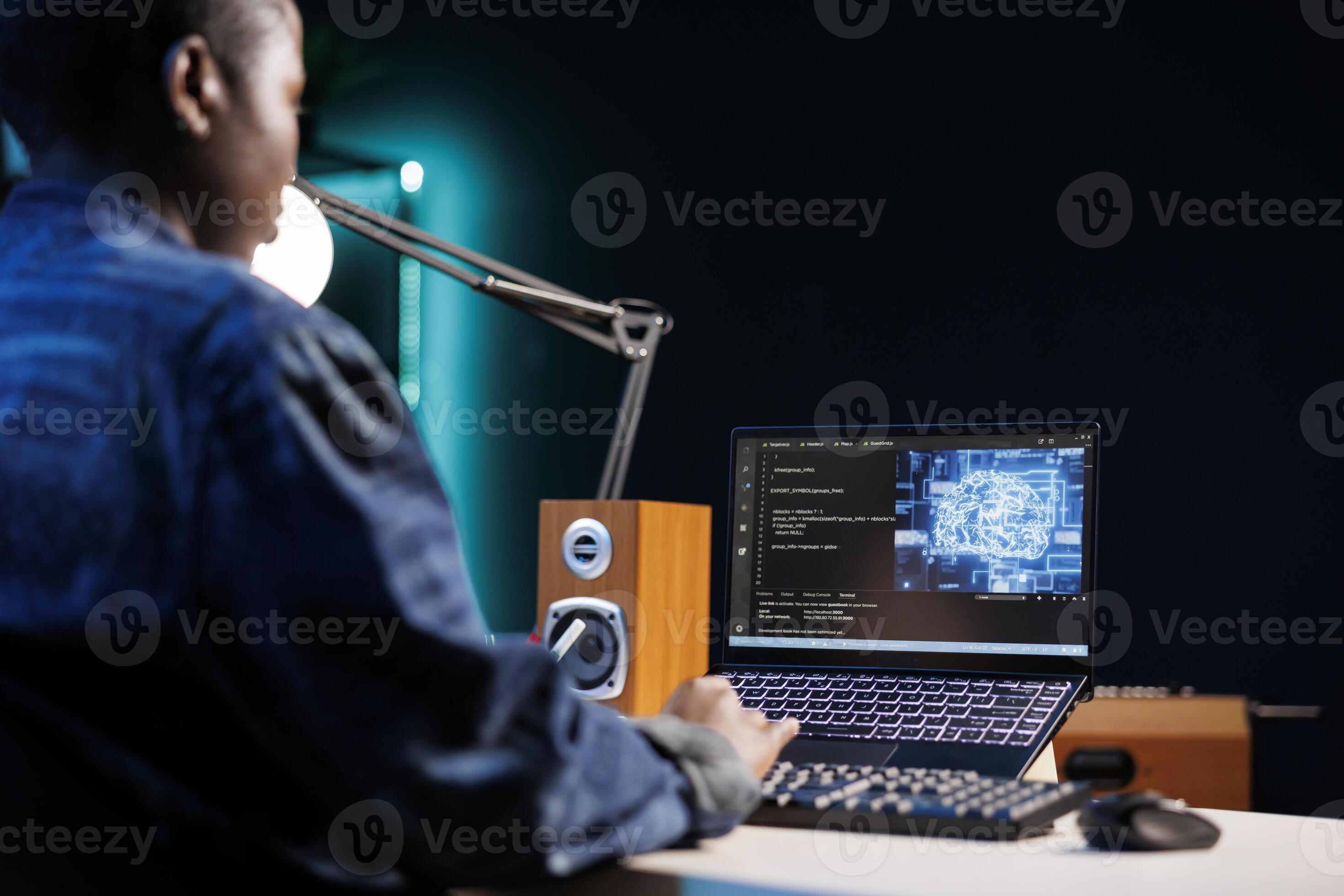 profesional hembra desarrollador gestiona neural red a escritorio ...