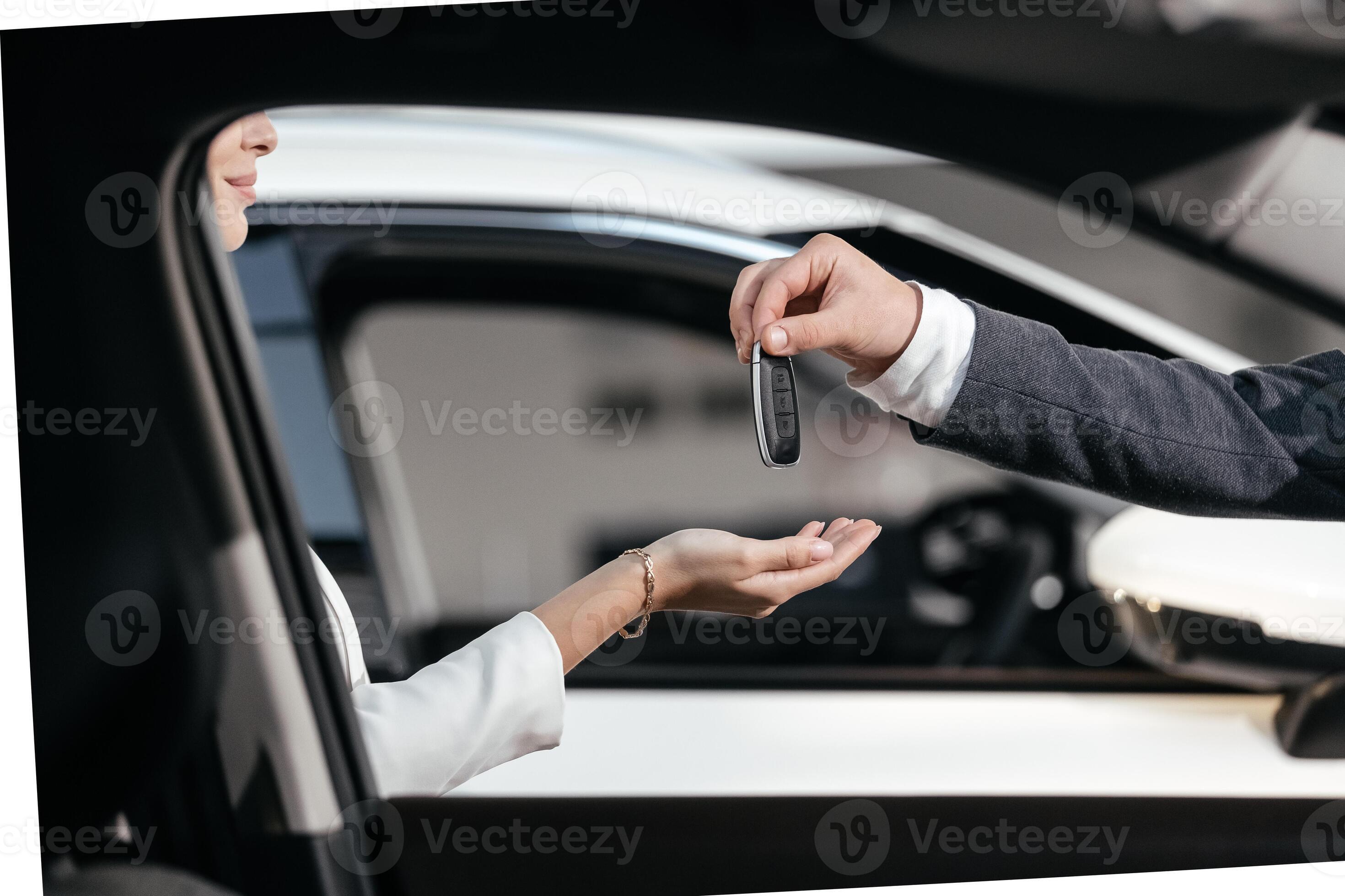 Cropped hands of car dealer giving keys to businesswoman. Car key ...