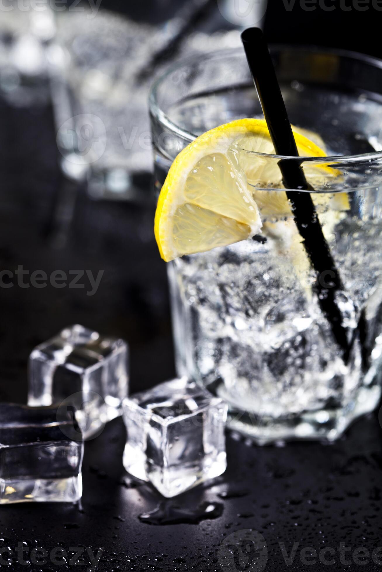 Glasses with fresh cold carbonated water with lemon slices and ice cubes closeup. 52039288 Stock ...