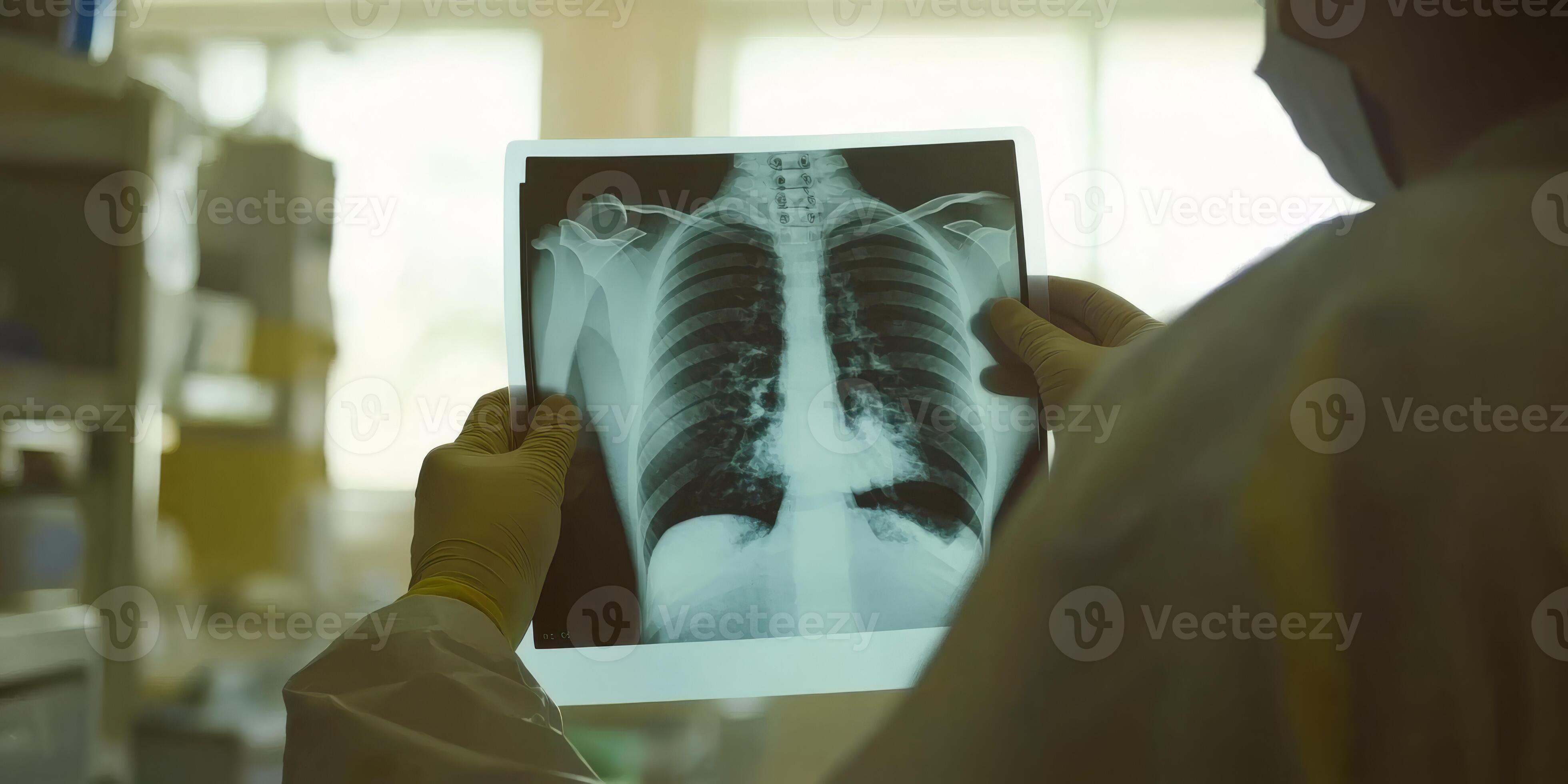 un experimentado médico profesional cuidadosamente examina un detallado cofre radiografía a a ...