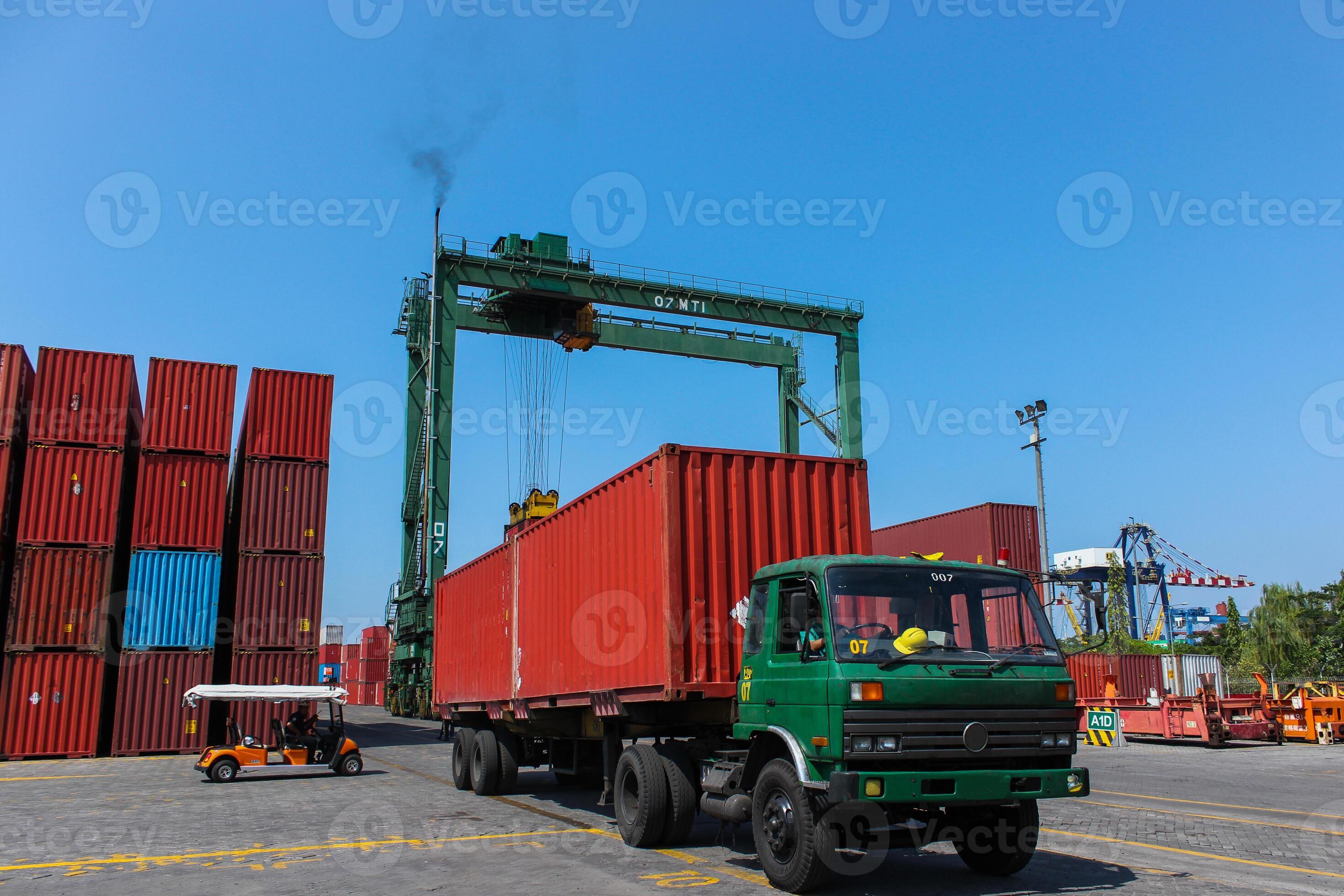 Loading and unloading shipping containers in an export import and ...