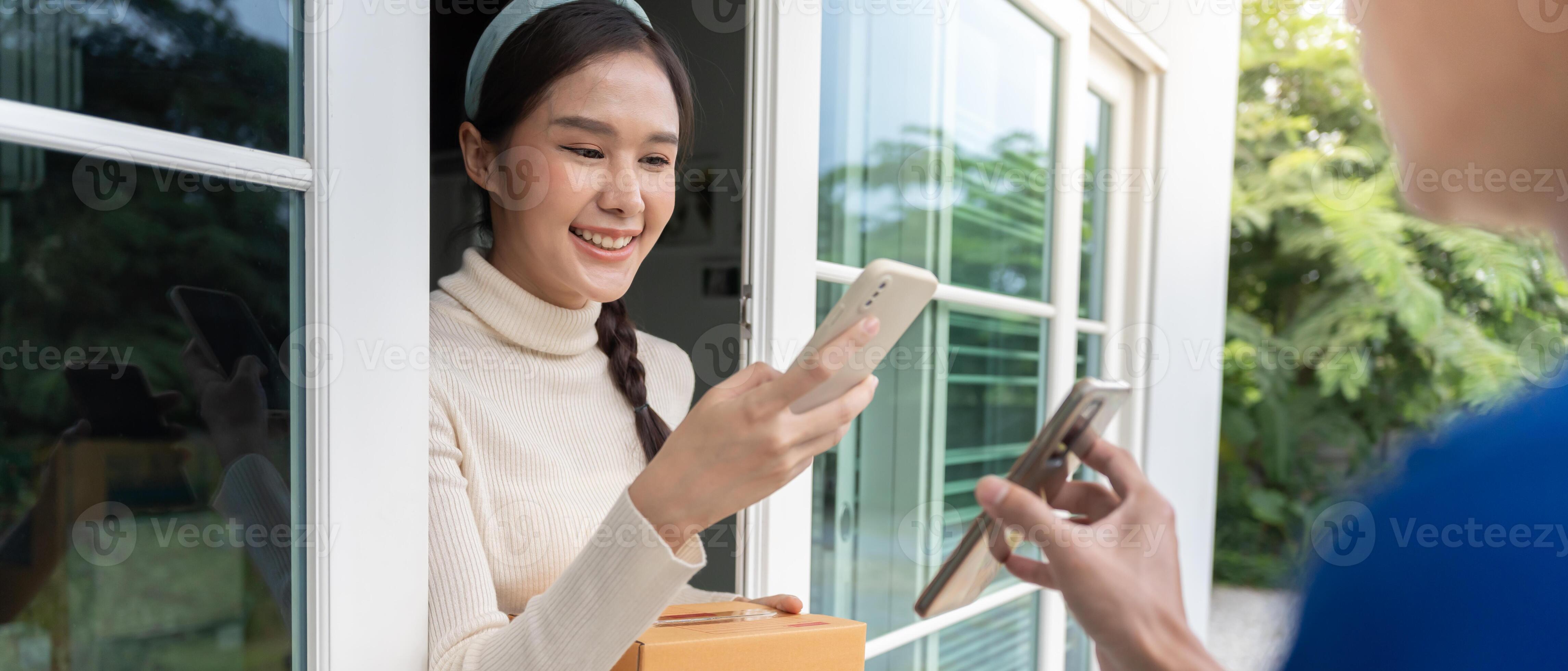 sonrisa feliz mujer asiática escanee el código qr para pagar la comida. repartidor enviar ...