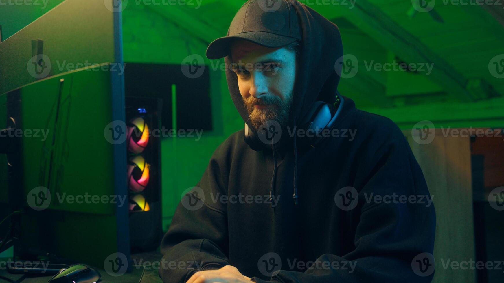 manos mecanografía teclado computadora caucásico hombre programador hacker mirando a cámara ...