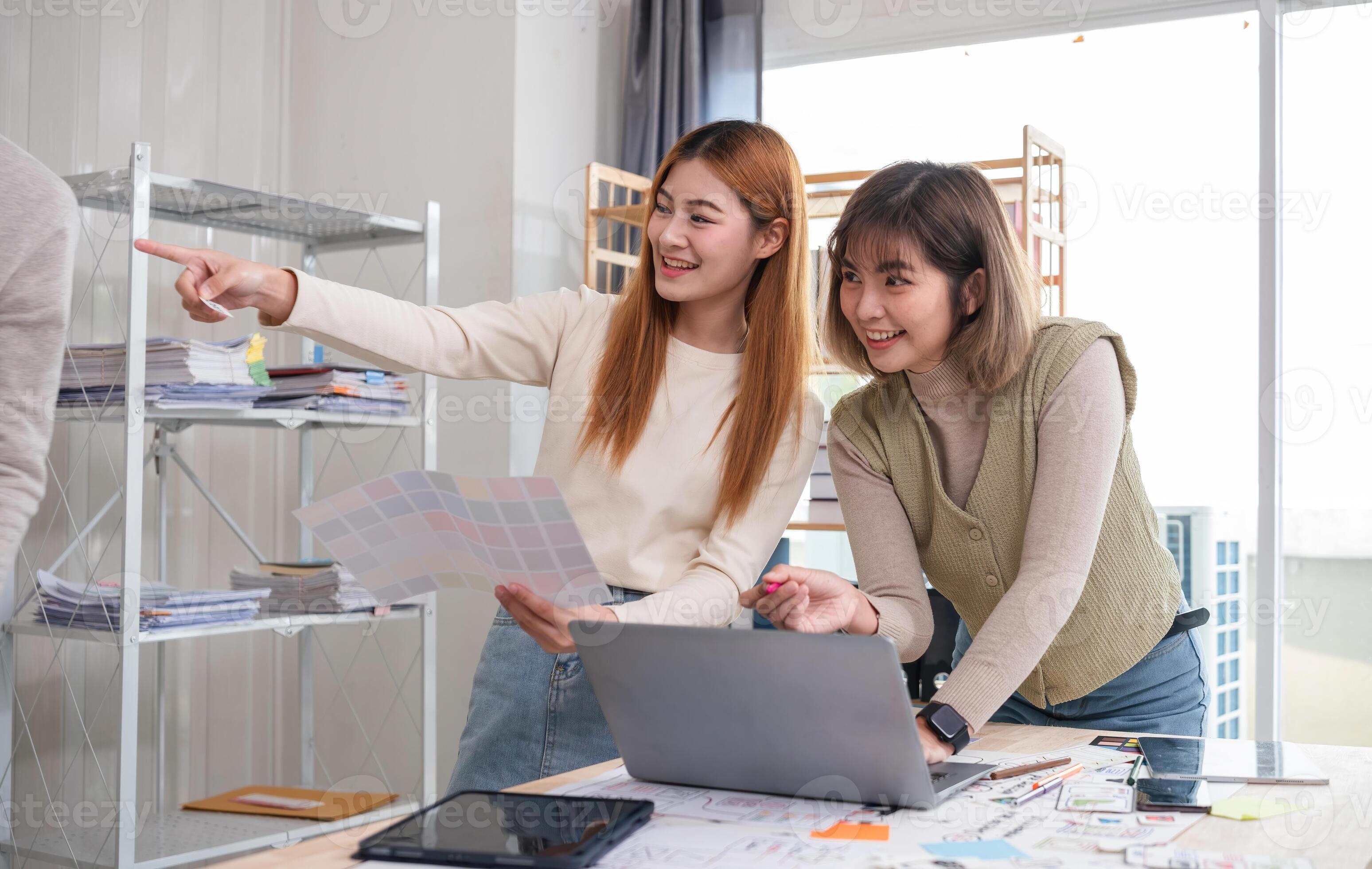 un equipo de diseñadores ayuda desarrollar el solicitud sistema. idea genial ideas para haciendo ...