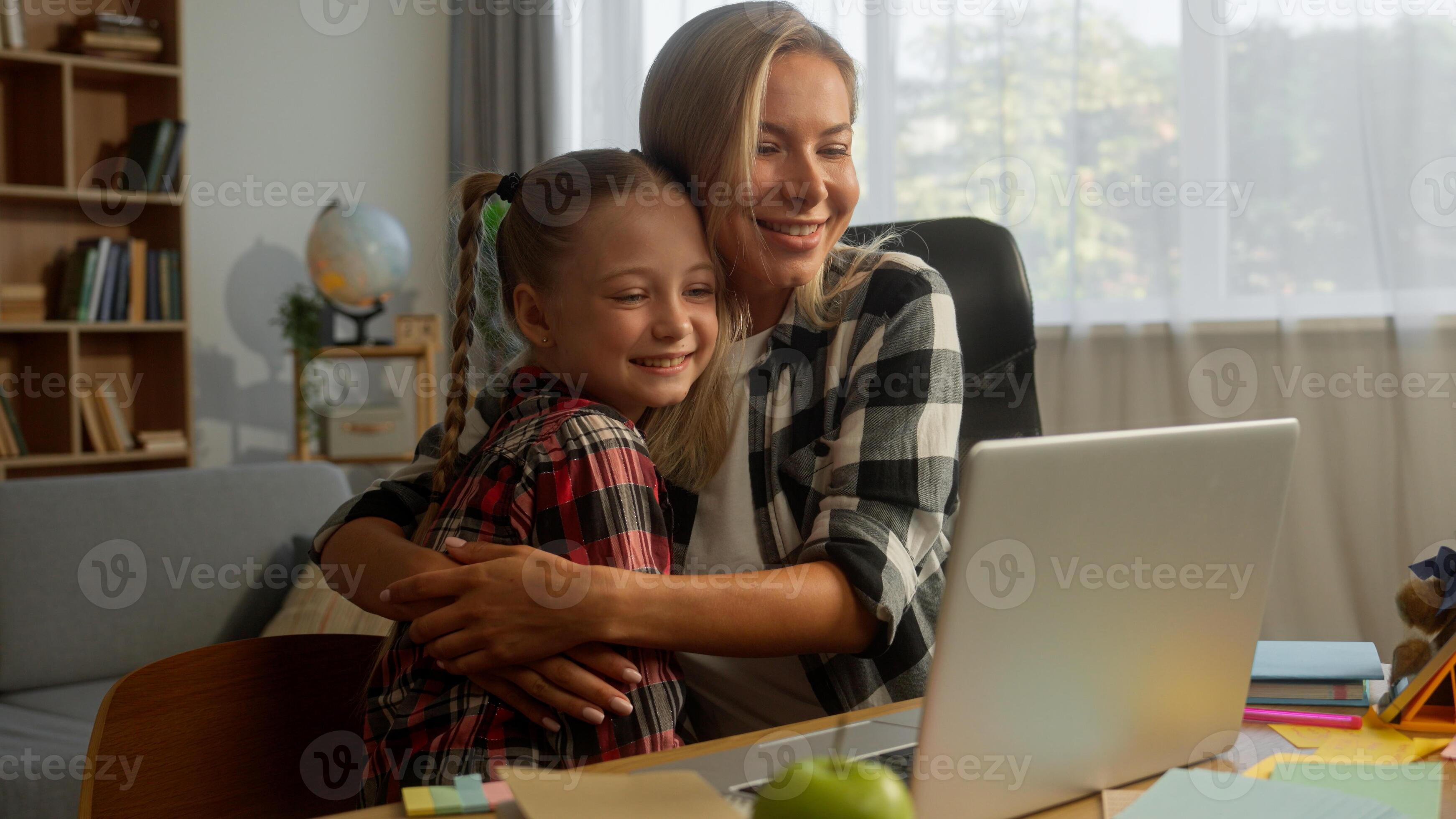 contento caucásico padre madre hablar enseñar alegre hija pequeño niño niño cómo a utilizar ...