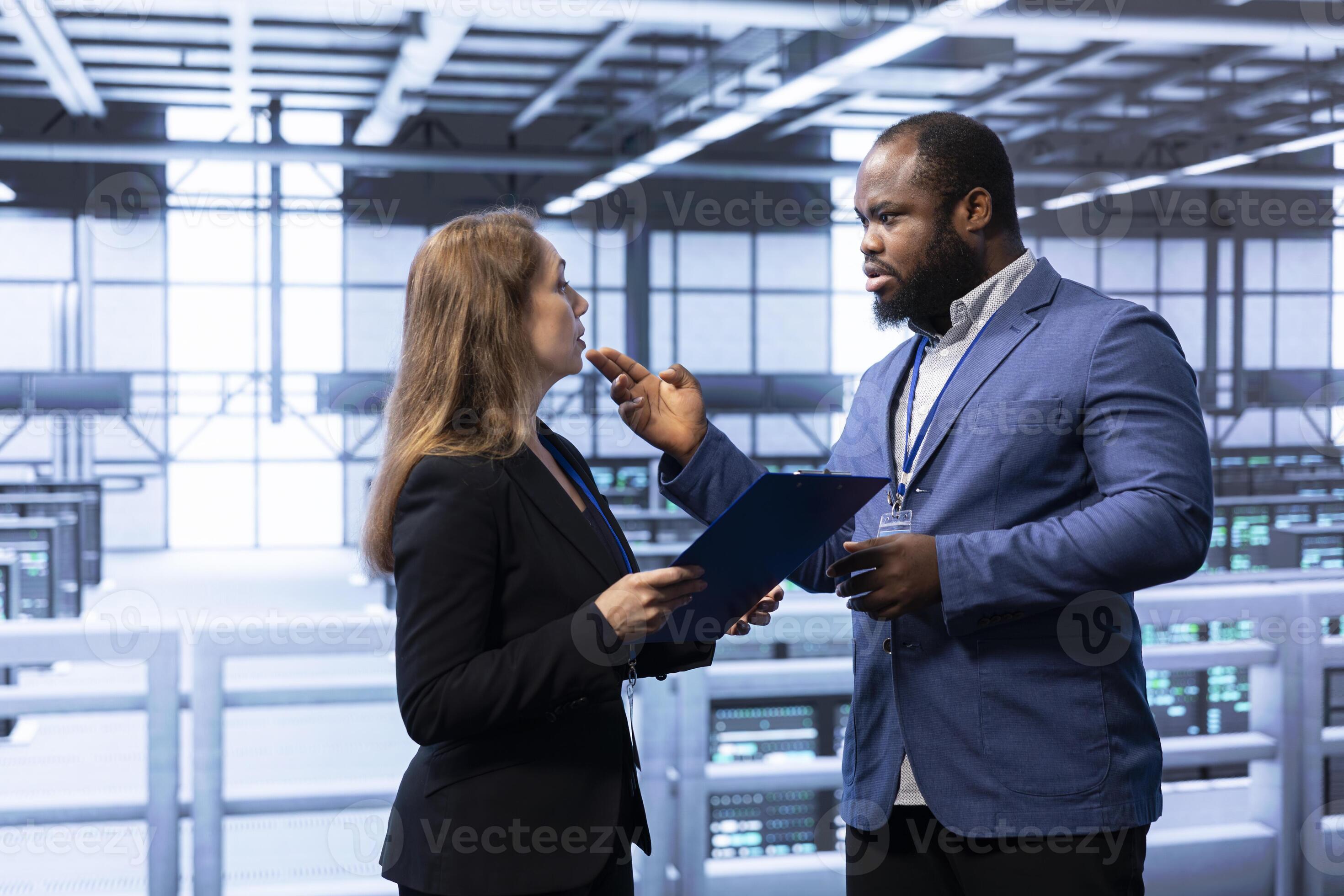 Equipo De Ingenieros Mantener Preciso Documentación De Datos Centrar Sistemas Haciendo Lluvia