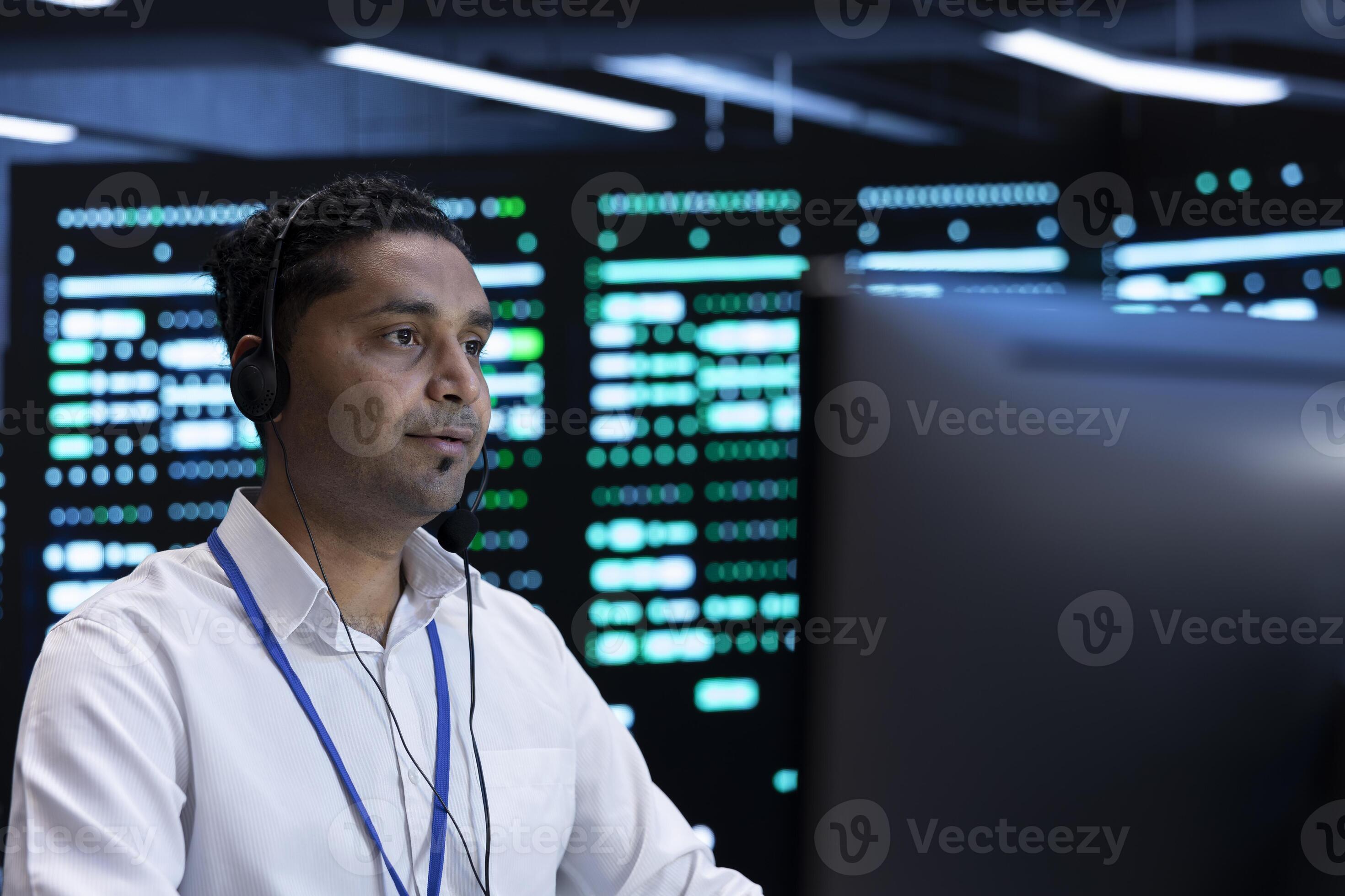 Desarrollador Utilizando Computadora A Solucionar Problemas Hardware Y Software Errores En