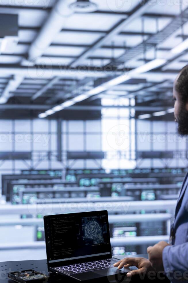 Software Desarrollador En Datos Centrar Utilizando Ordenador Portátil A Visualizar Artificial