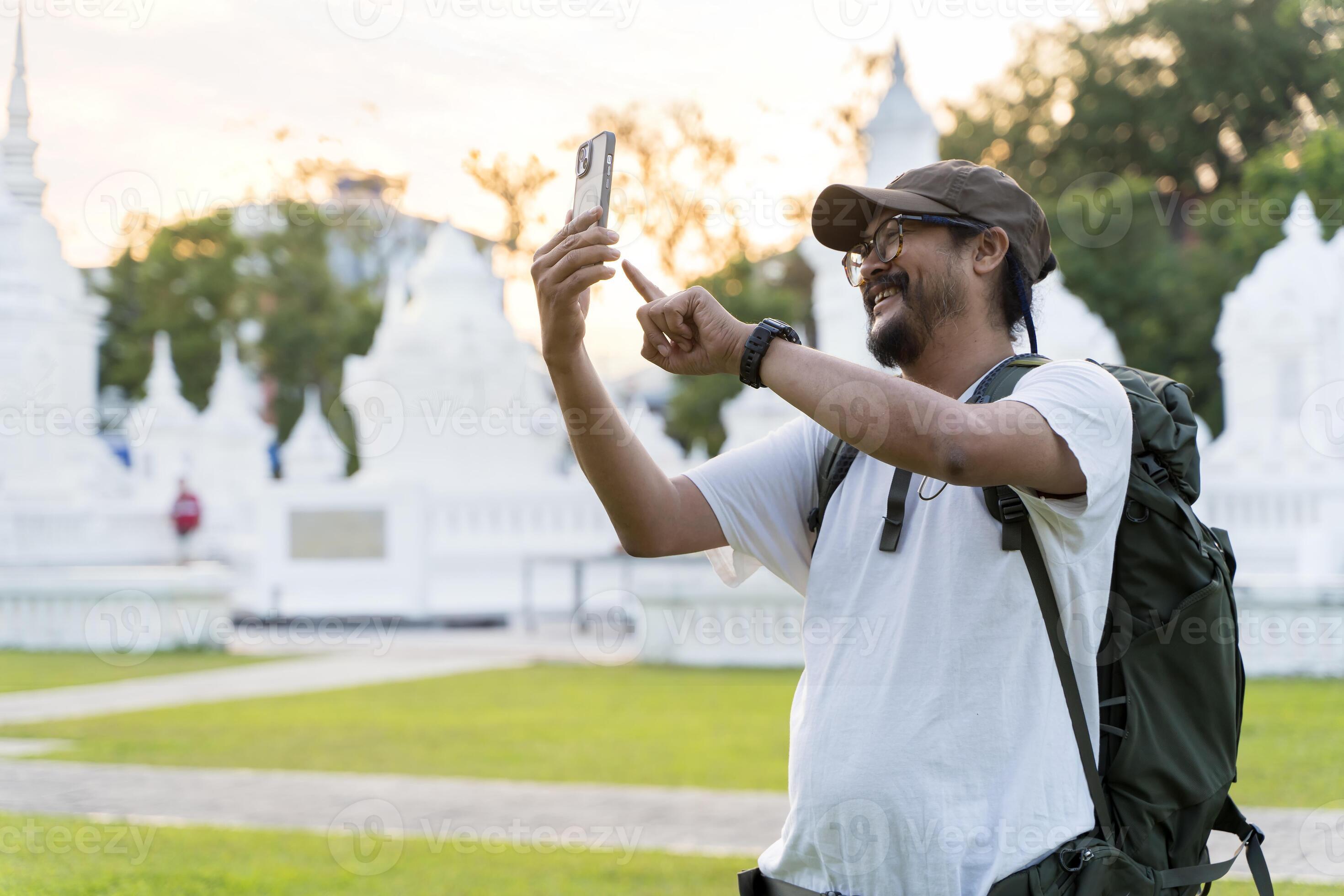 contento hombre blogger caucásico chico masculino hombre de influencia blogger alegre sonrisa ...