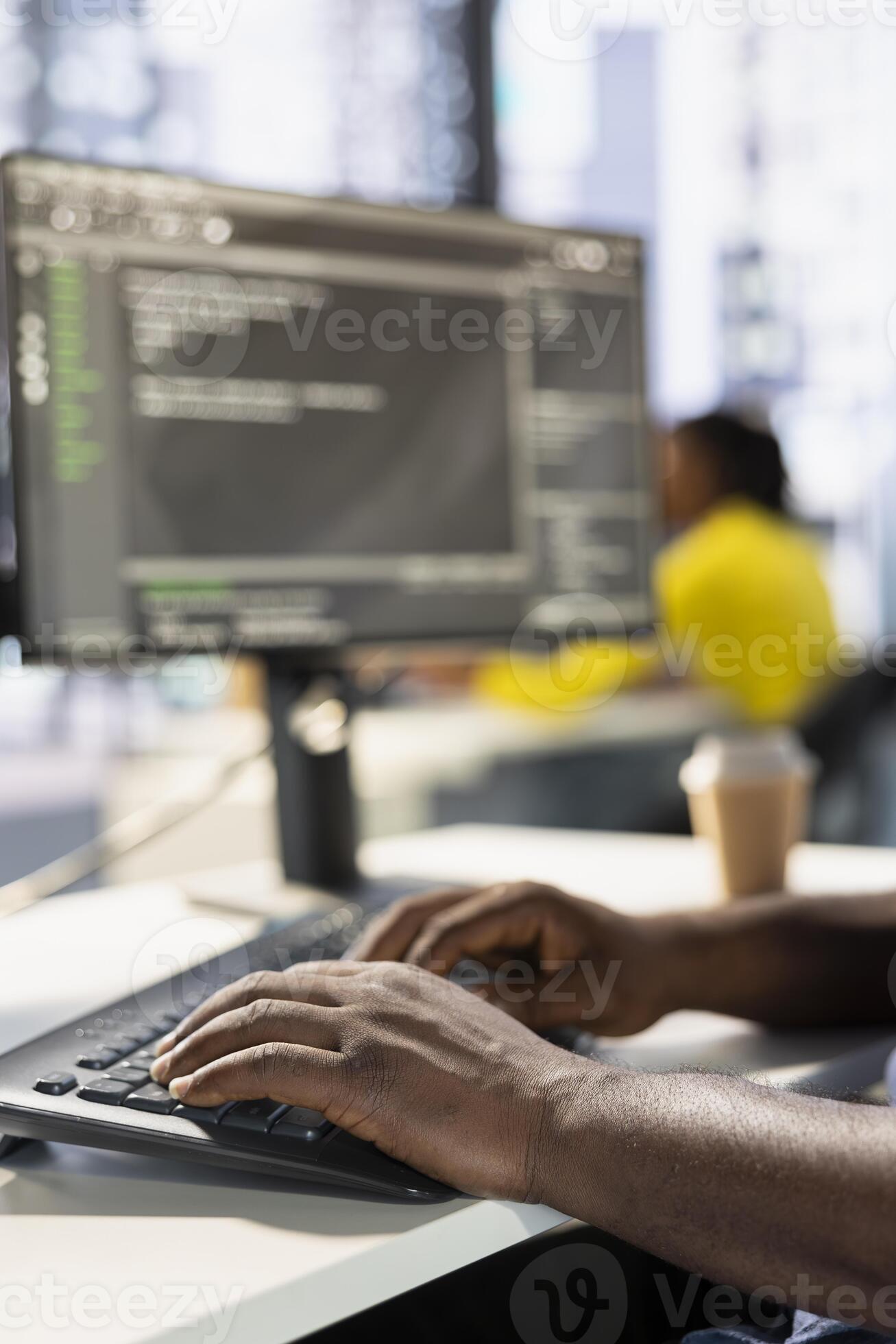 programador mecanografía en teclado, desarrollando máquina aprendizaje apis resolviendo complejo ...