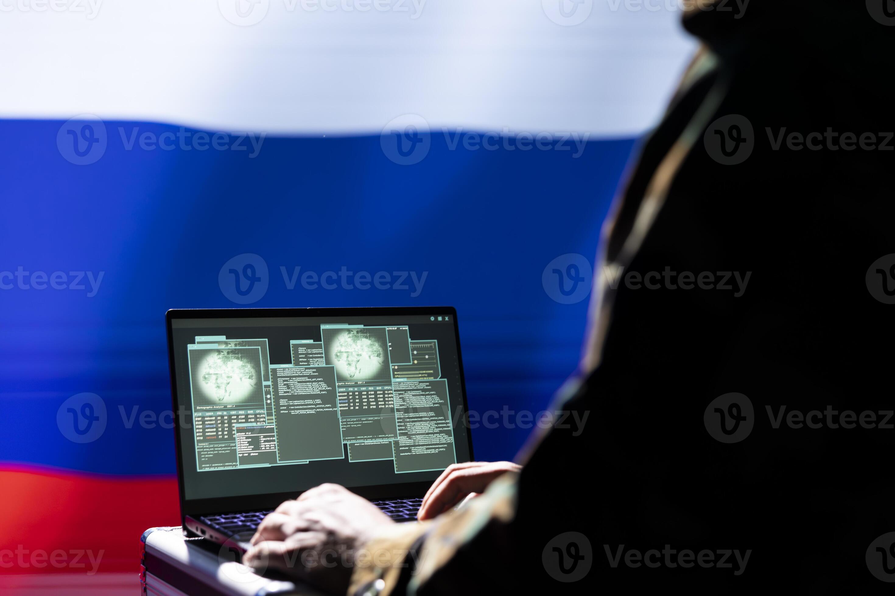 ruso soldado utilizando militar tecnología en ordenador portátil a identificar amenazas desde ...