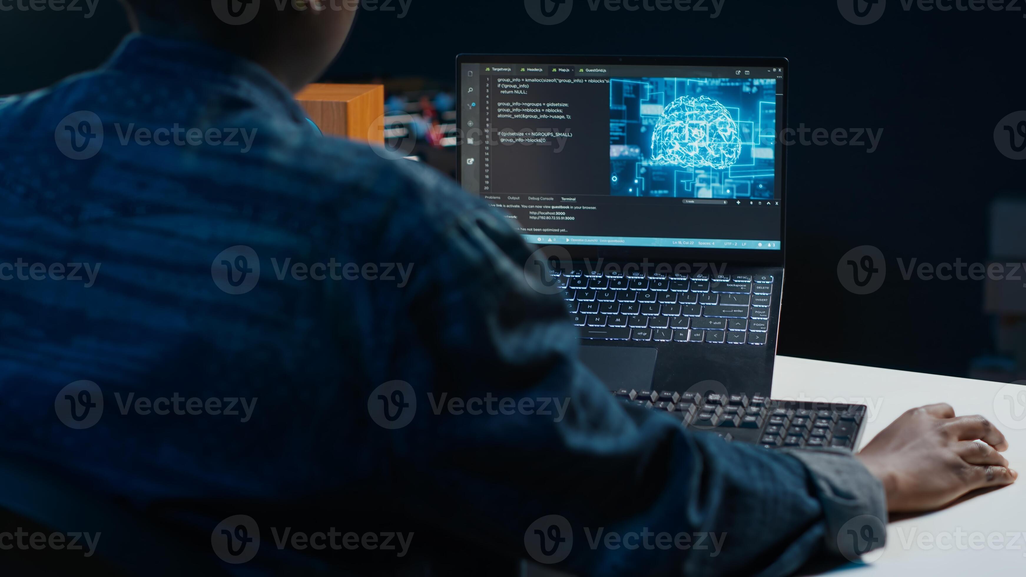 ai profesional en hogar oficina utilizando ordenador portátil a escribir programación idioma ...