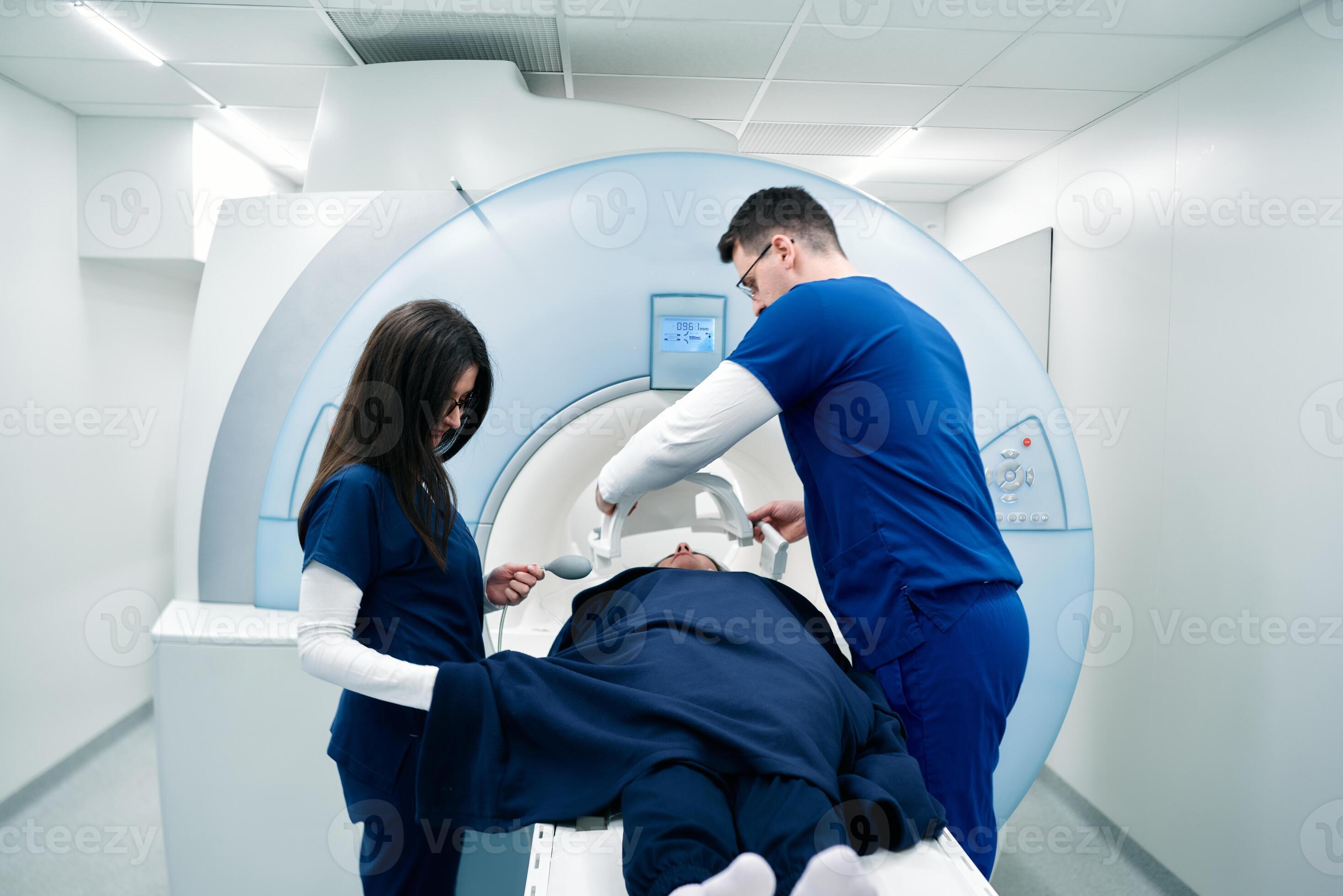 médico científico hospital laboratorio reunión. diverso equipo de neurólogos, neurocientíficos ...