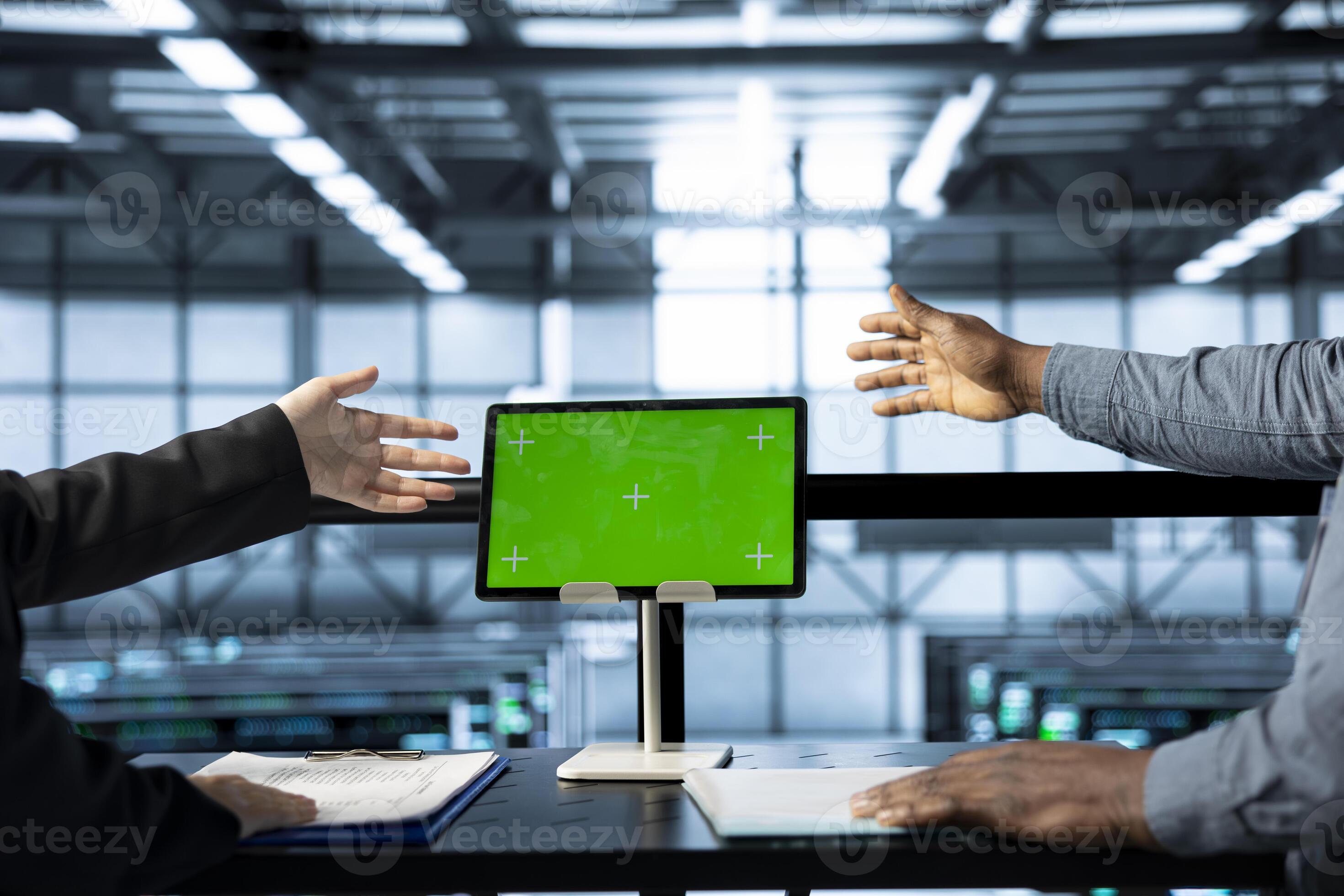 Técnicos En Datos Centrar Utilizando Croma Llave Verde Pantalla Tableta Refinando Servidor