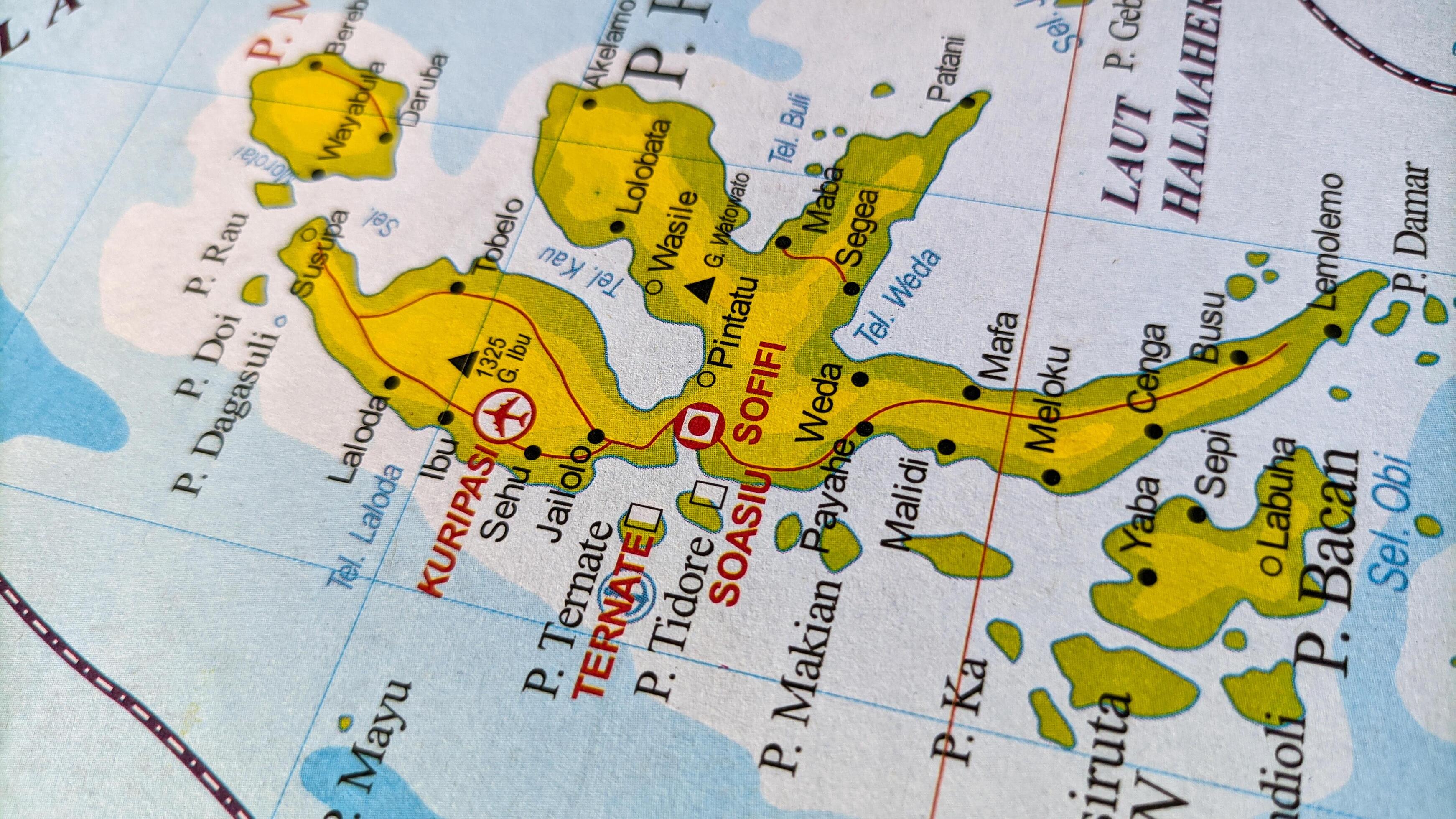 Halmahera island and Ternate city on map and Small towns around it ...