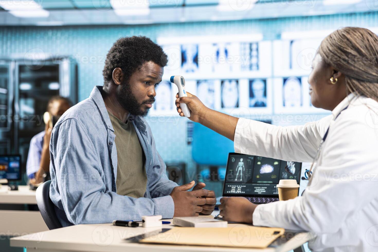 negro facultativo toma el temperatura durante rutina chequeo a el instalación, utilizando un ...
