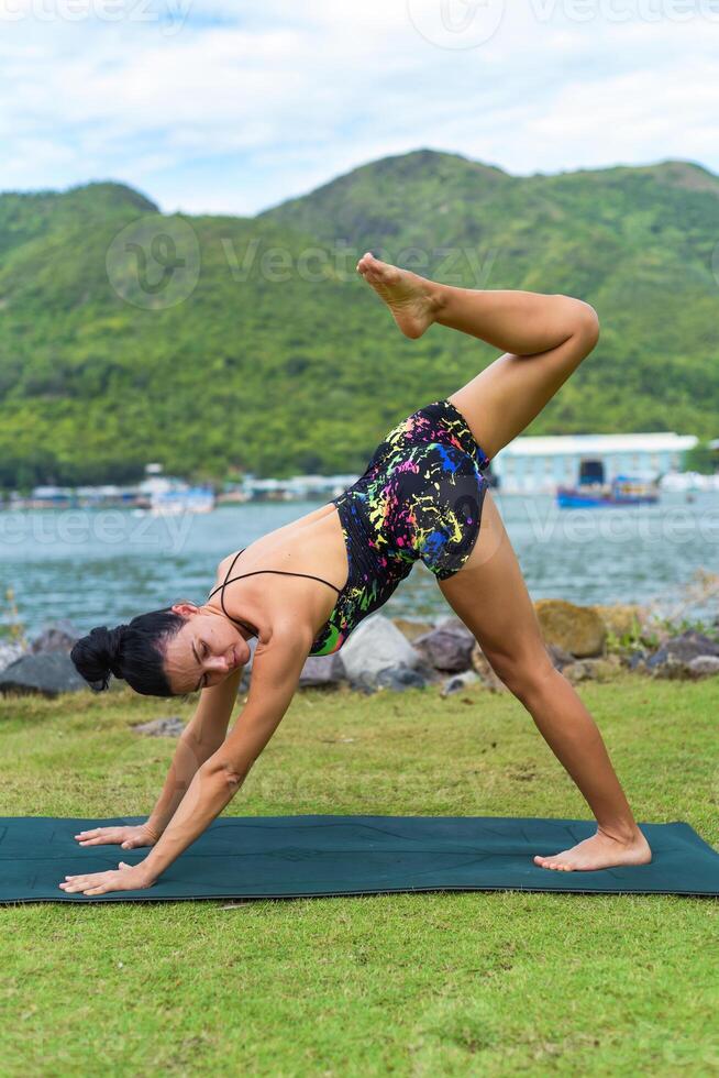3 patas perro actitud o tri pada adho mukha svanasana yoga con ucranio mujer haciendo eso al ...