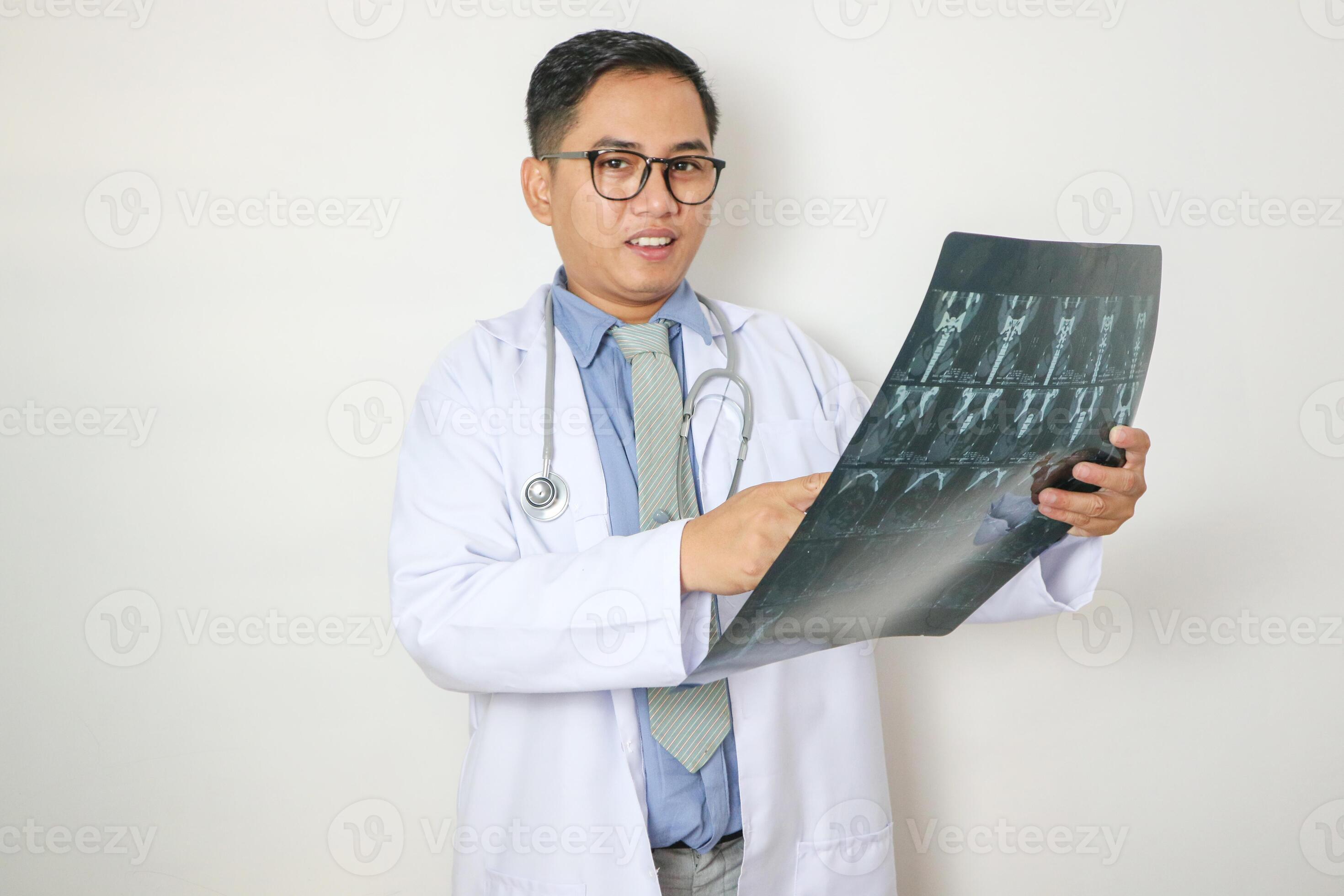 joven contento indio médico hombre vestir blanco médico vestido traje trabajo en hospital ...
