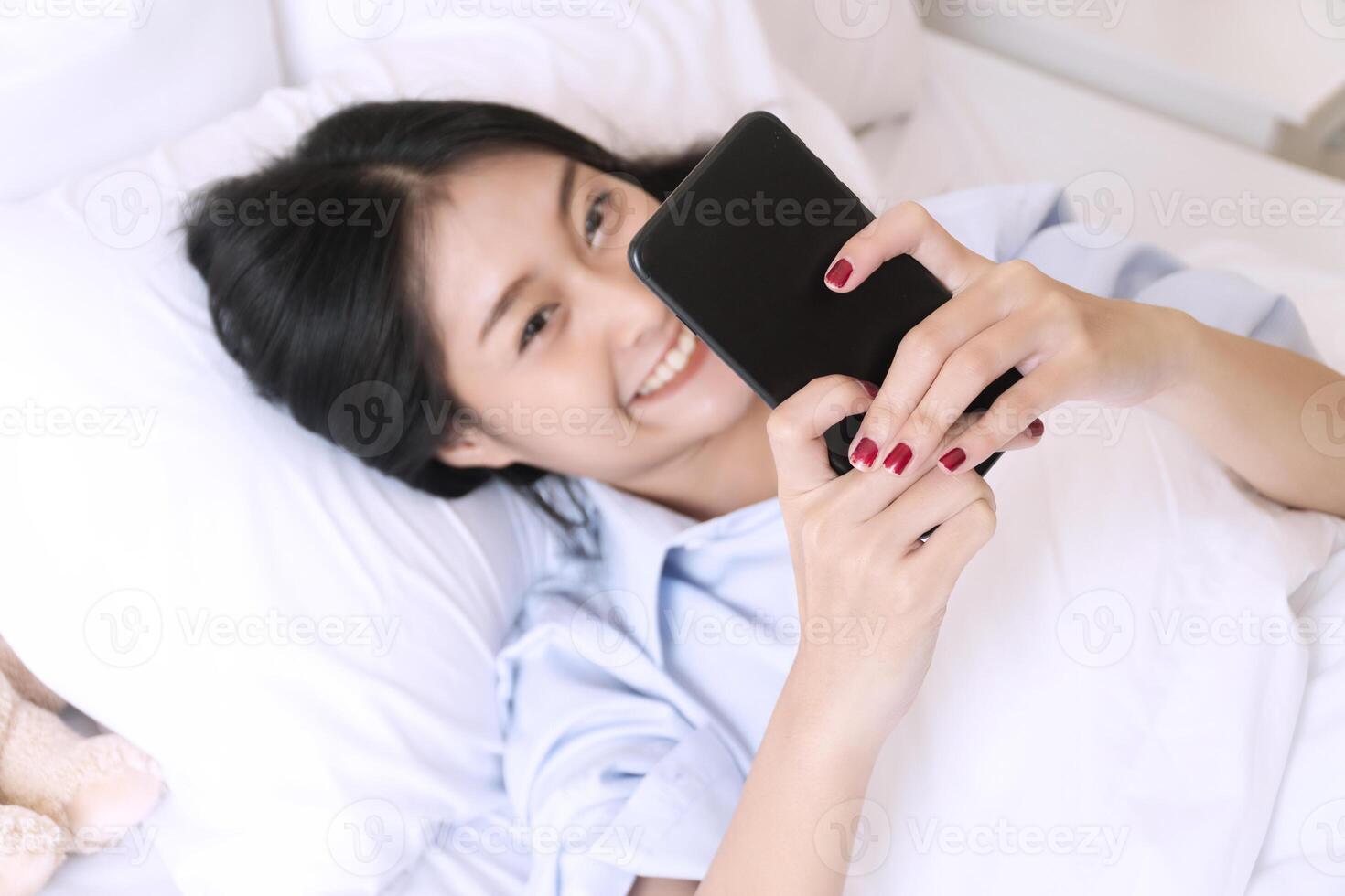 Using Phone In Bed Stock Photos, Images and Backgrounds for Free Download