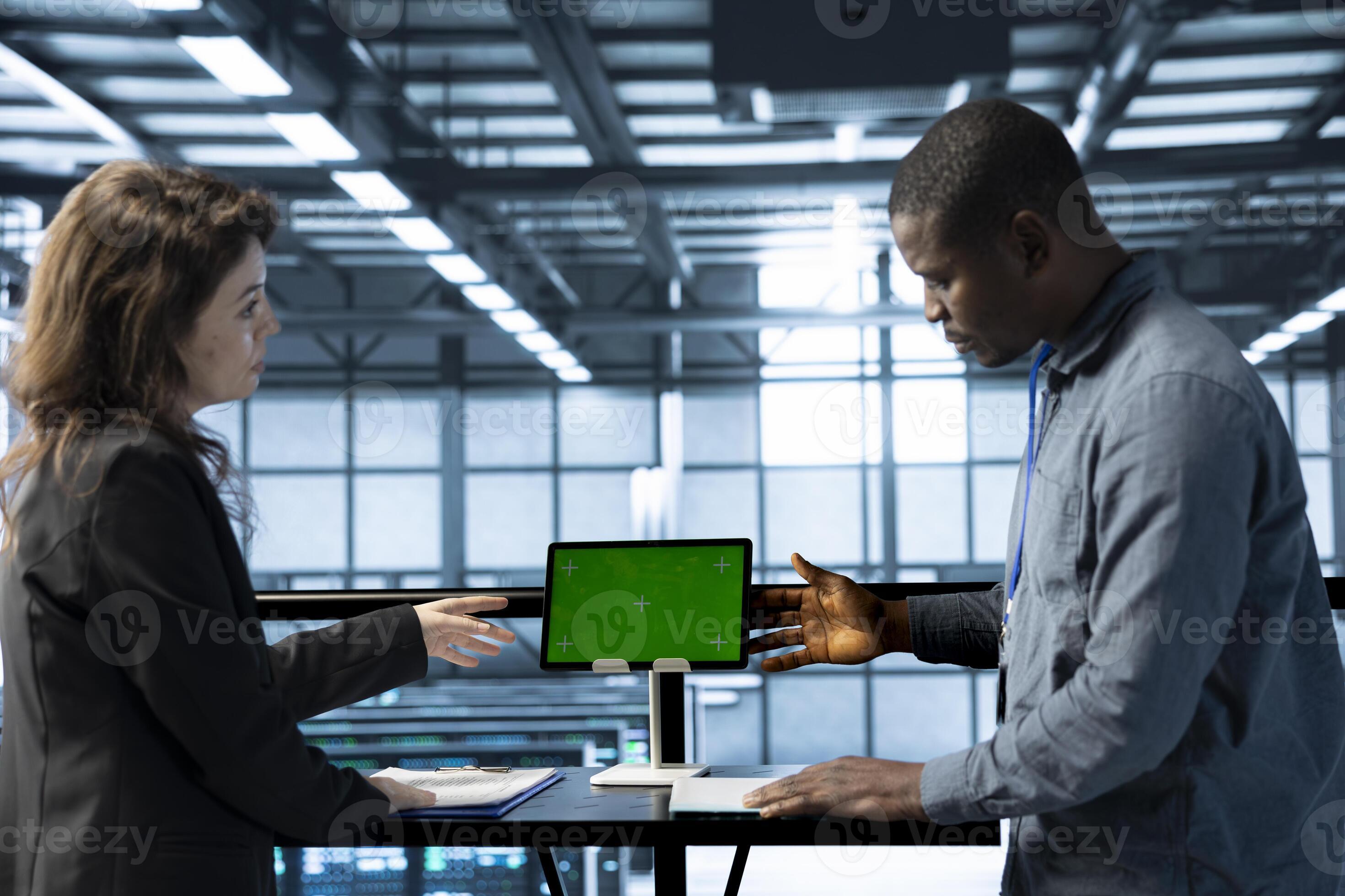 Software Desarrolladores En Datos Centrar Utilizando Bosquejo Tableta Observando Analítica