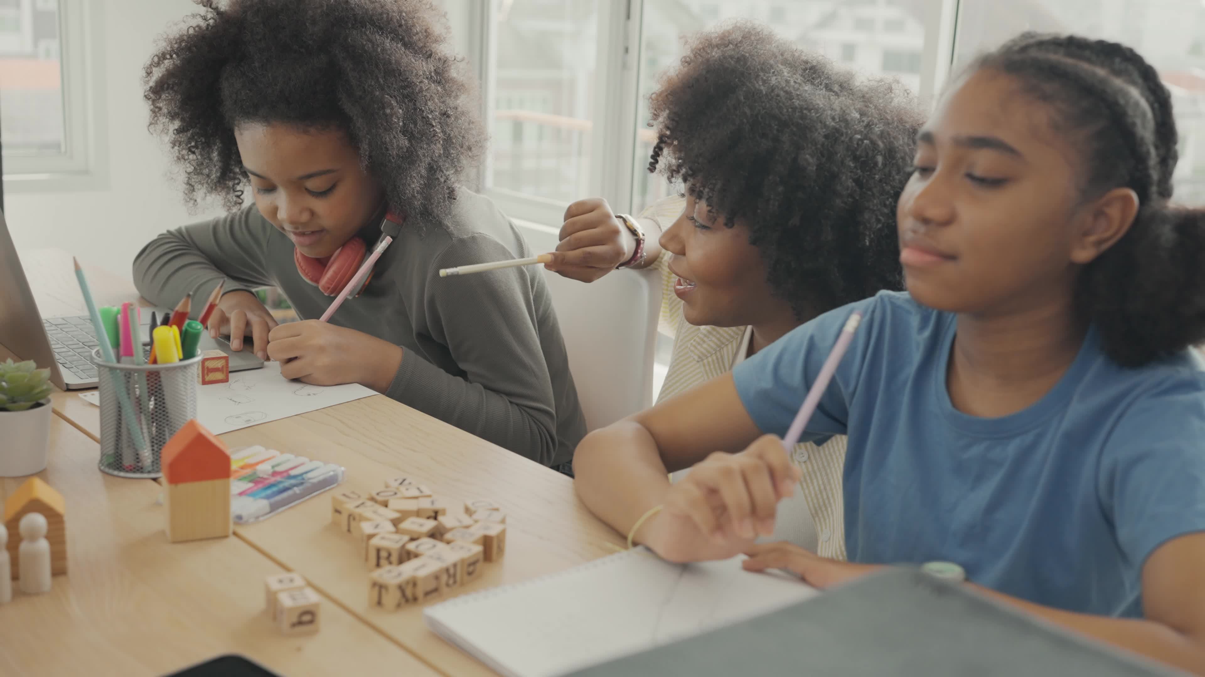 Klassrum Med Olika Elever Av Glada Afroamerikanska Studenter Och L rare klassrum-med-olika-elever-av-glada-afroamerikanska-studenter-och-l-rare