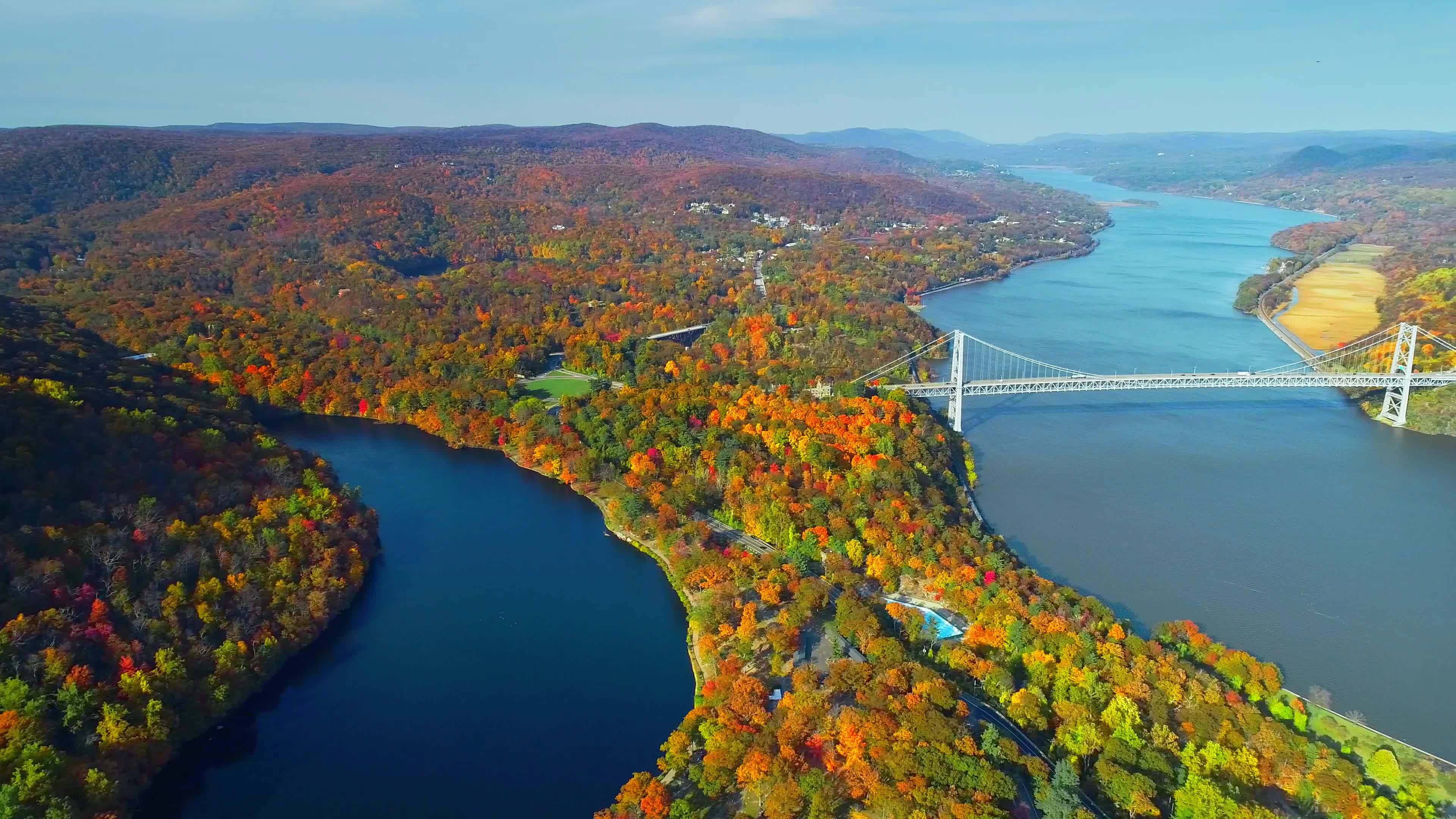 vista aérea del río hudson y el puente de la montaña del oso 8350609 ...