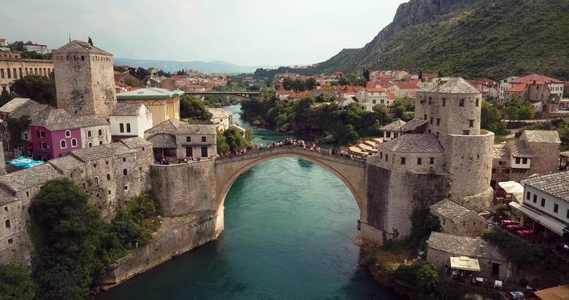 vista aérea para a ponte velha, stari most in mostar através do rio neretva, bósnia e ...