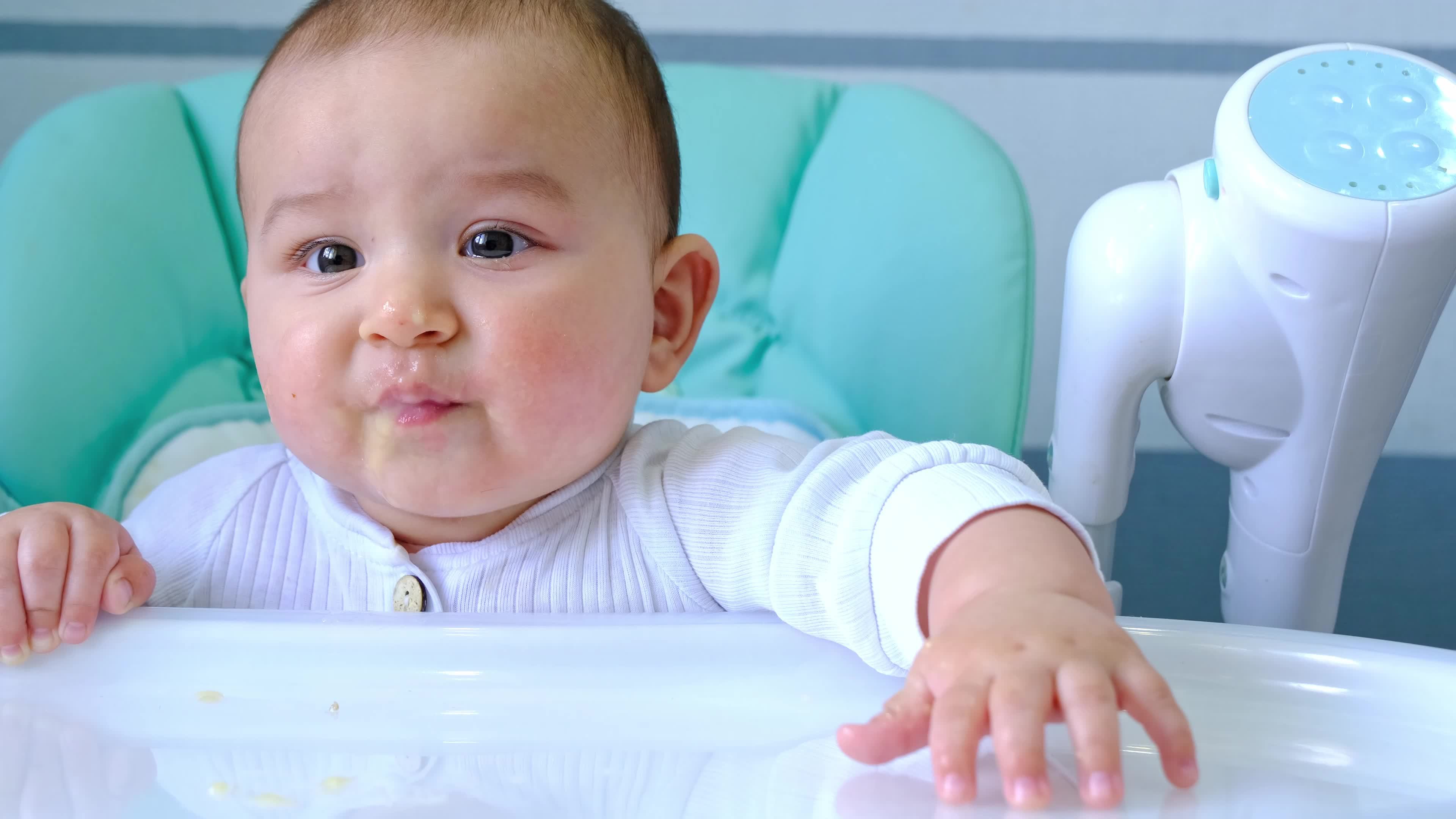 Mamá Alimenta Al Bebé Con Una Cuchara De Puré De Verduras En La Mesa De