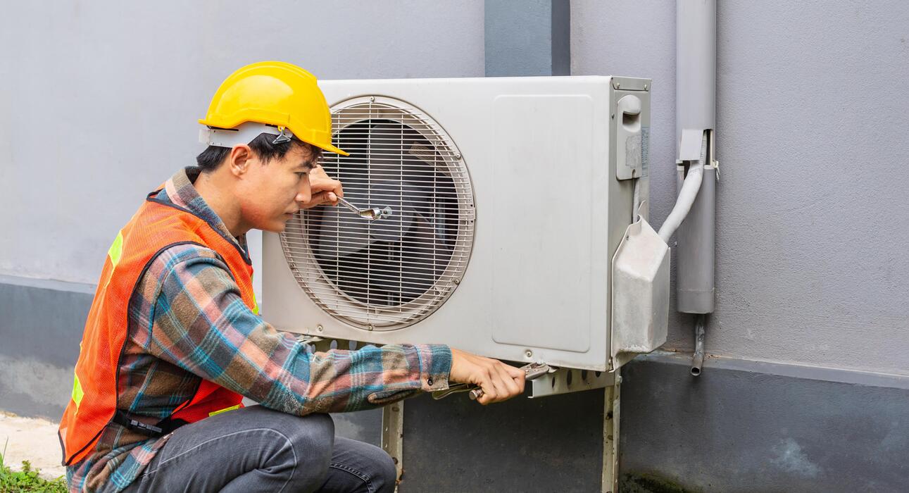 Air Conditioner Repairman Stock Photos, Images and Backgrounds for Free Download