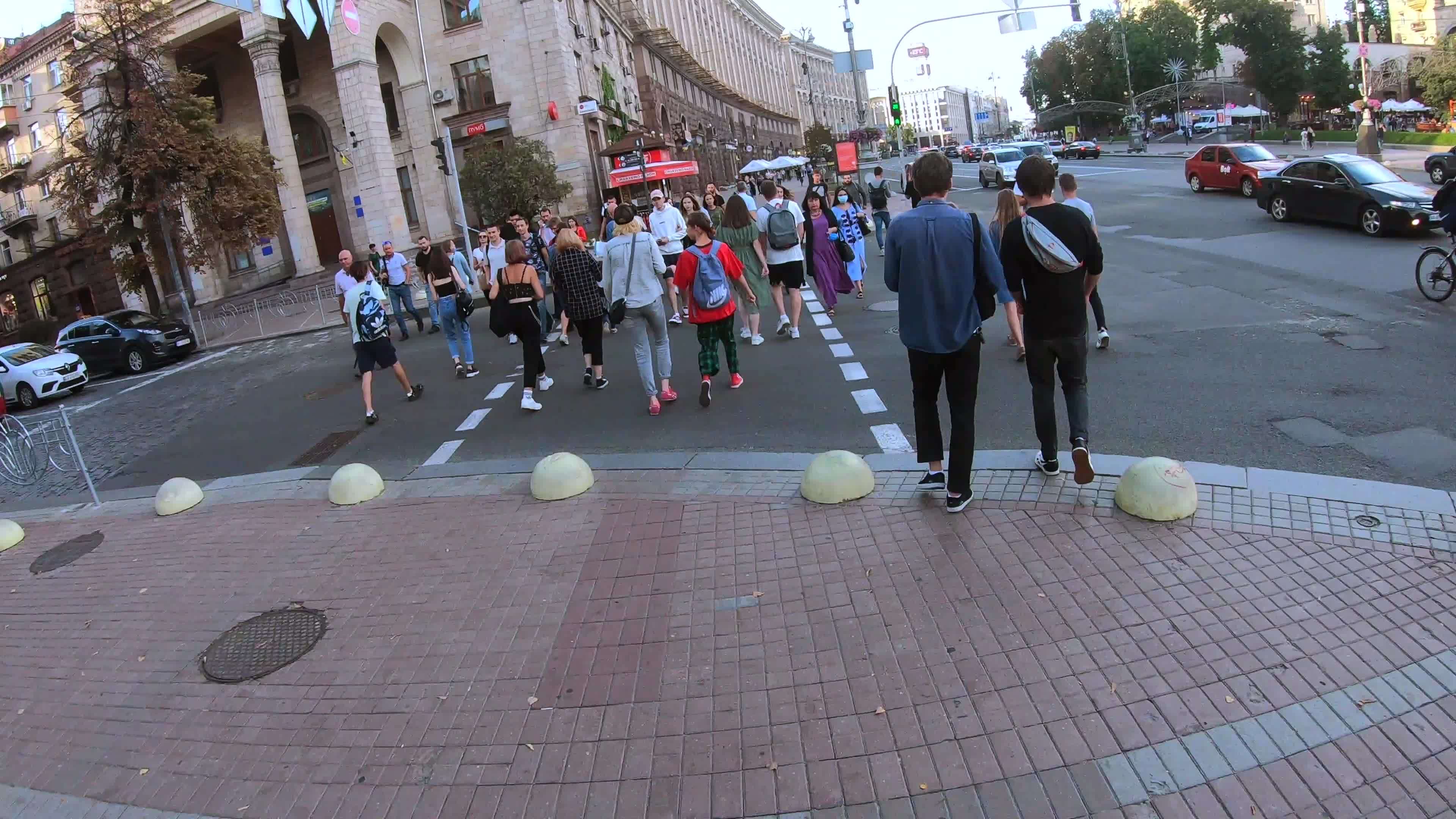 andar en bicicleta por la ciudad, vista en primera persona 11859277 Vídeo de stock en Vecteezy