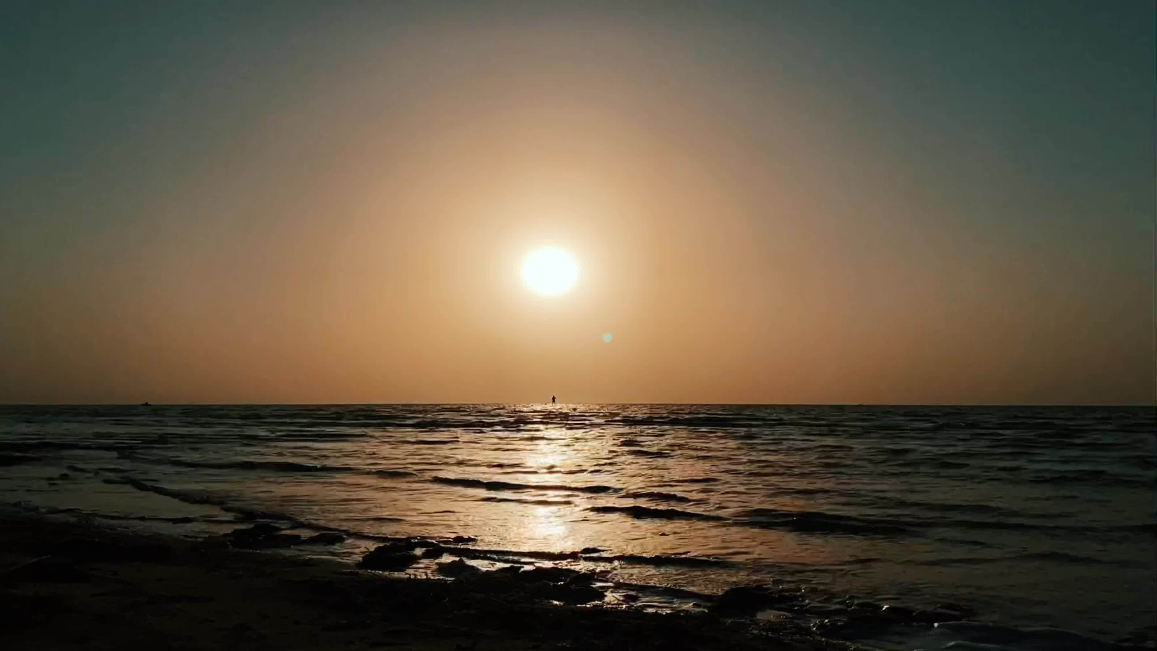 cara monta no sup boding contra o pano de fundo do pôr do sol 13005717 Vídeo stock no Vecteezy