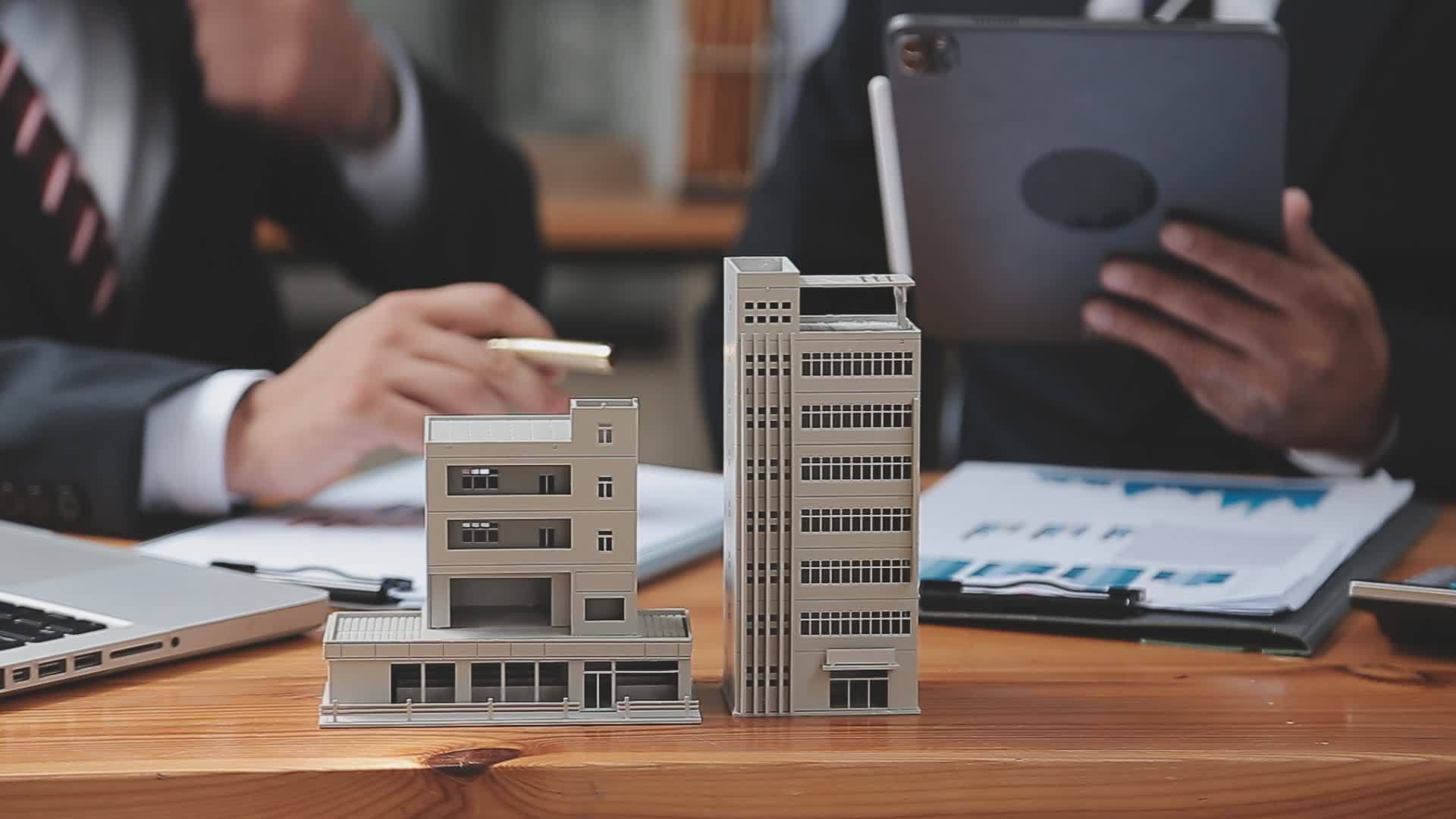 Discussion With A Real Estate Agent House Model With Agent And Customer Discussing For The