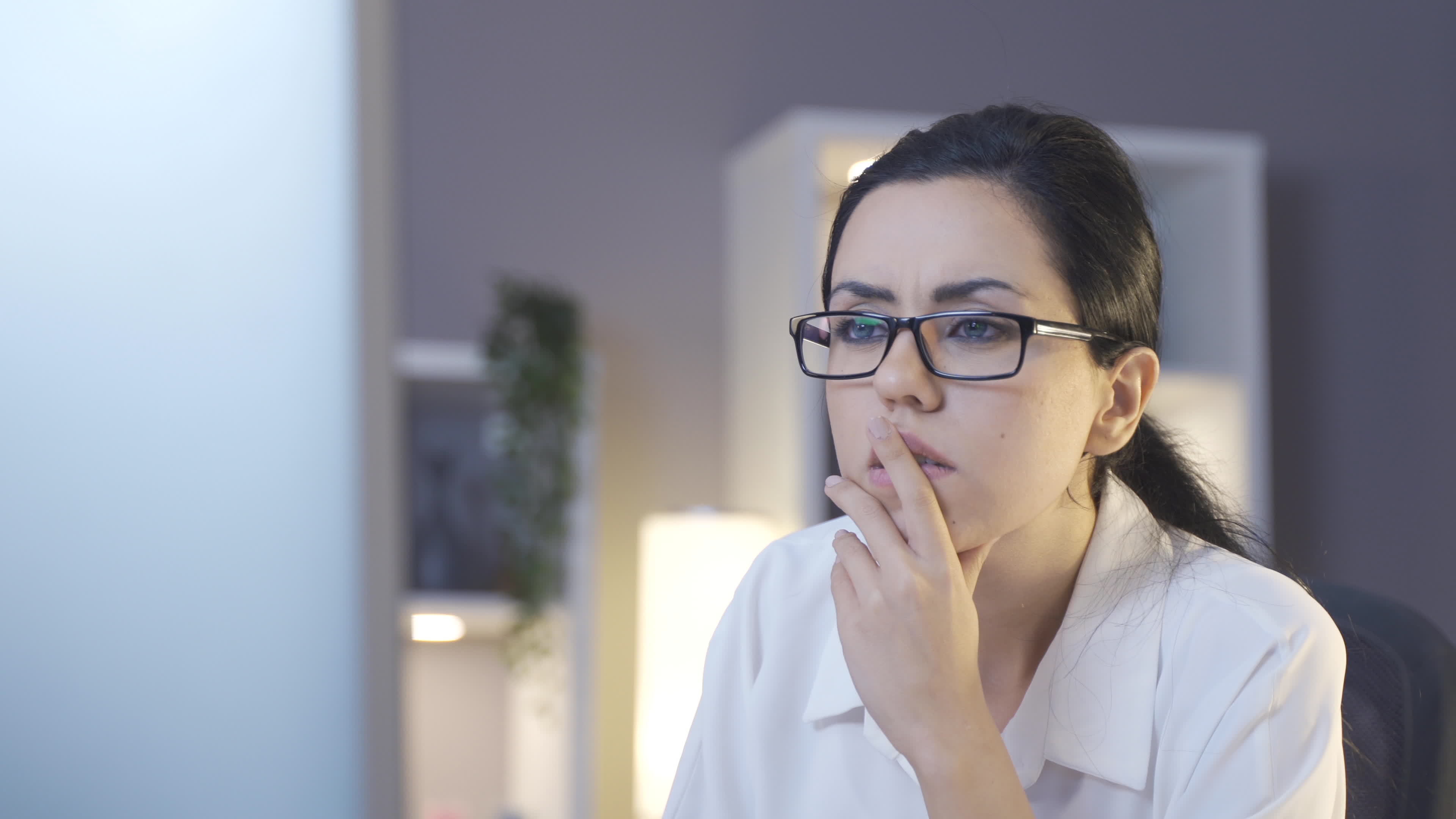 mujer de negocios profesional trabajando con cuidado e intensamente. la mujer que mira la ...