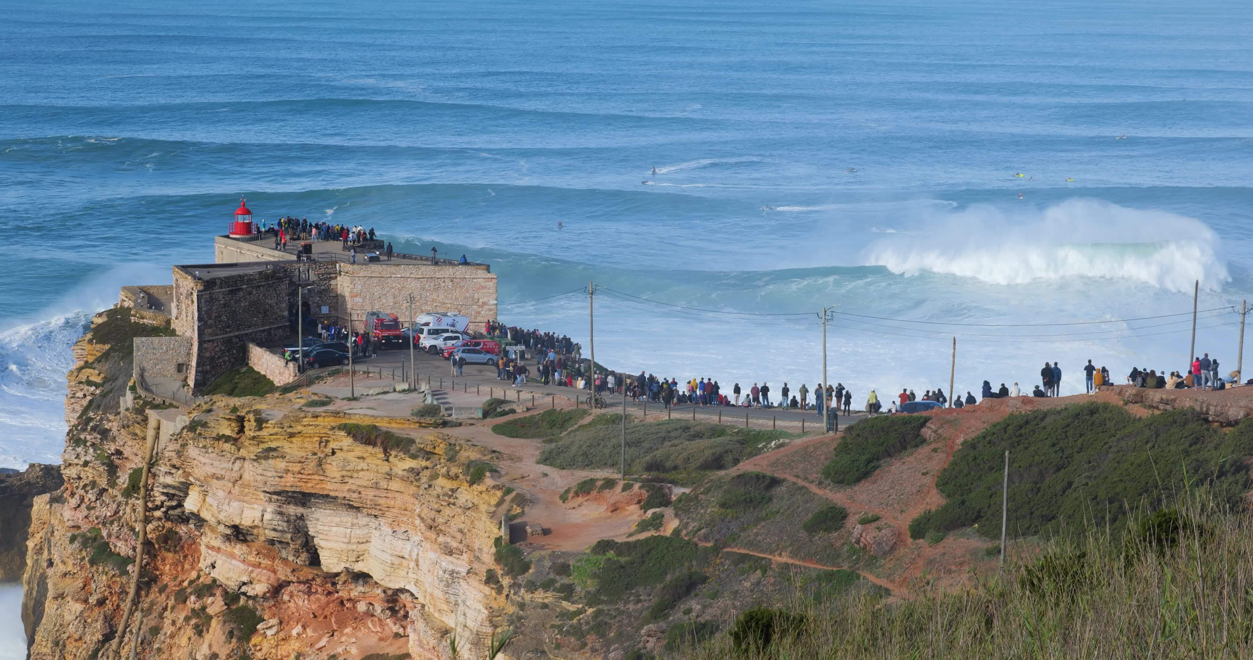 nazare, portugal - 7 de noviembre de 2022 personas viendo las grandes ...