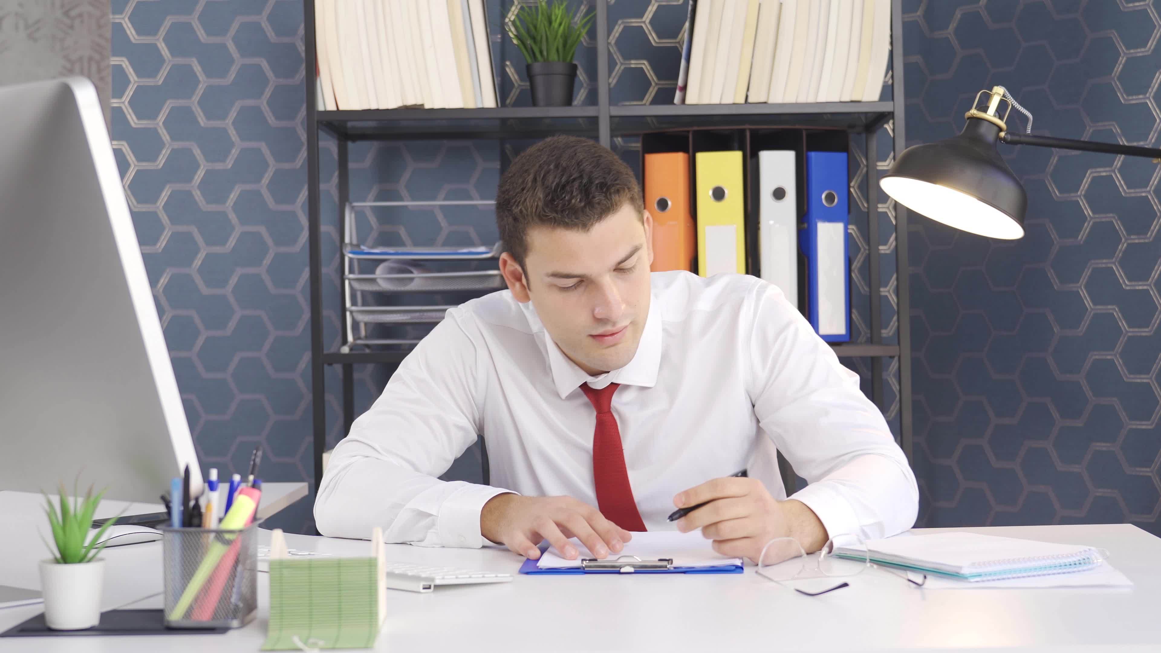 The office worker does not work and hangs out easily. The relaxed ... The office worker does not work and hangs out easily. The relaxed ...