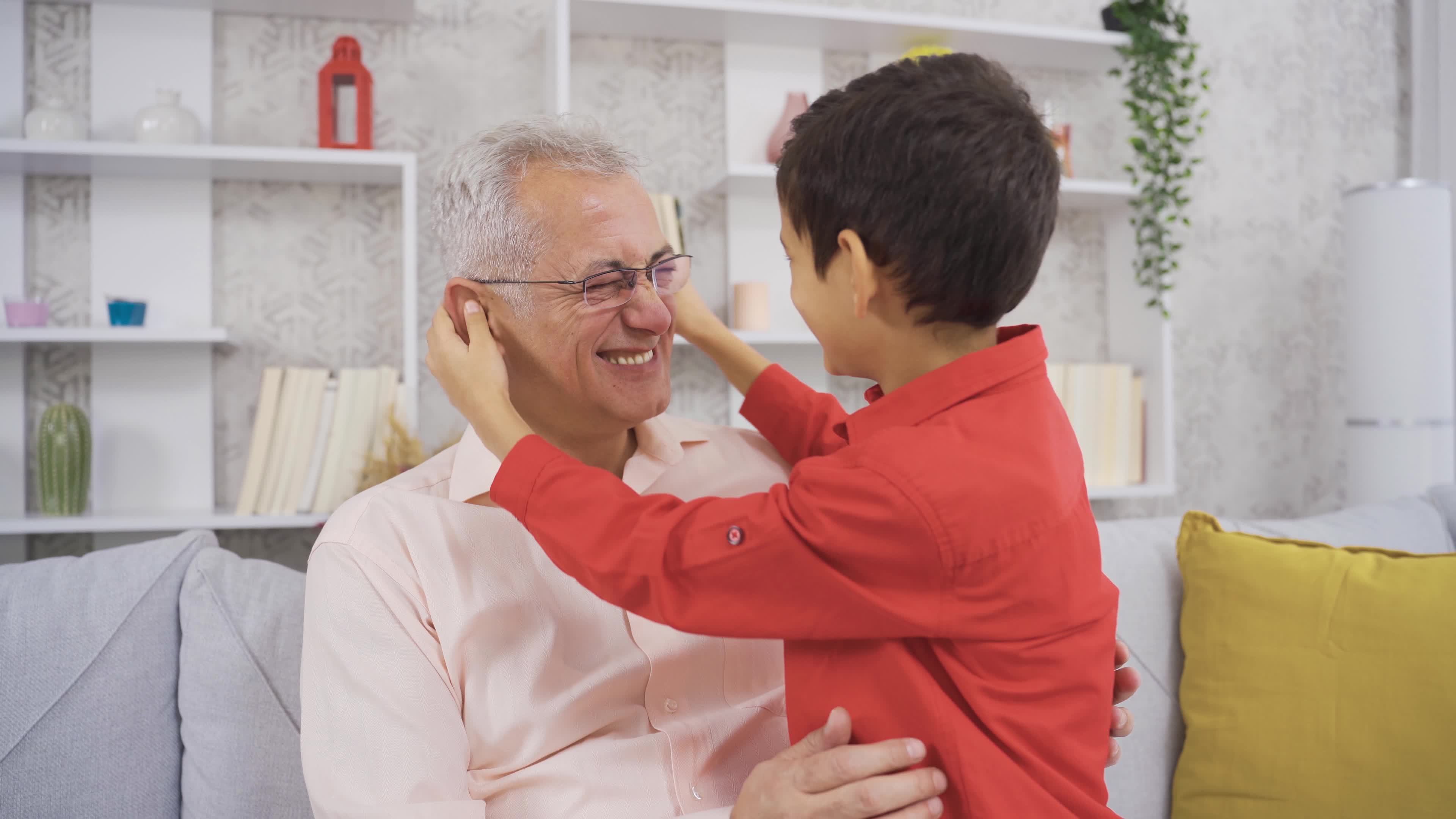 Retrato De Contento Padre Y Hijo Padre Y Hijo Chateando A Hogar Y Hijo Jugando Bromas En Su