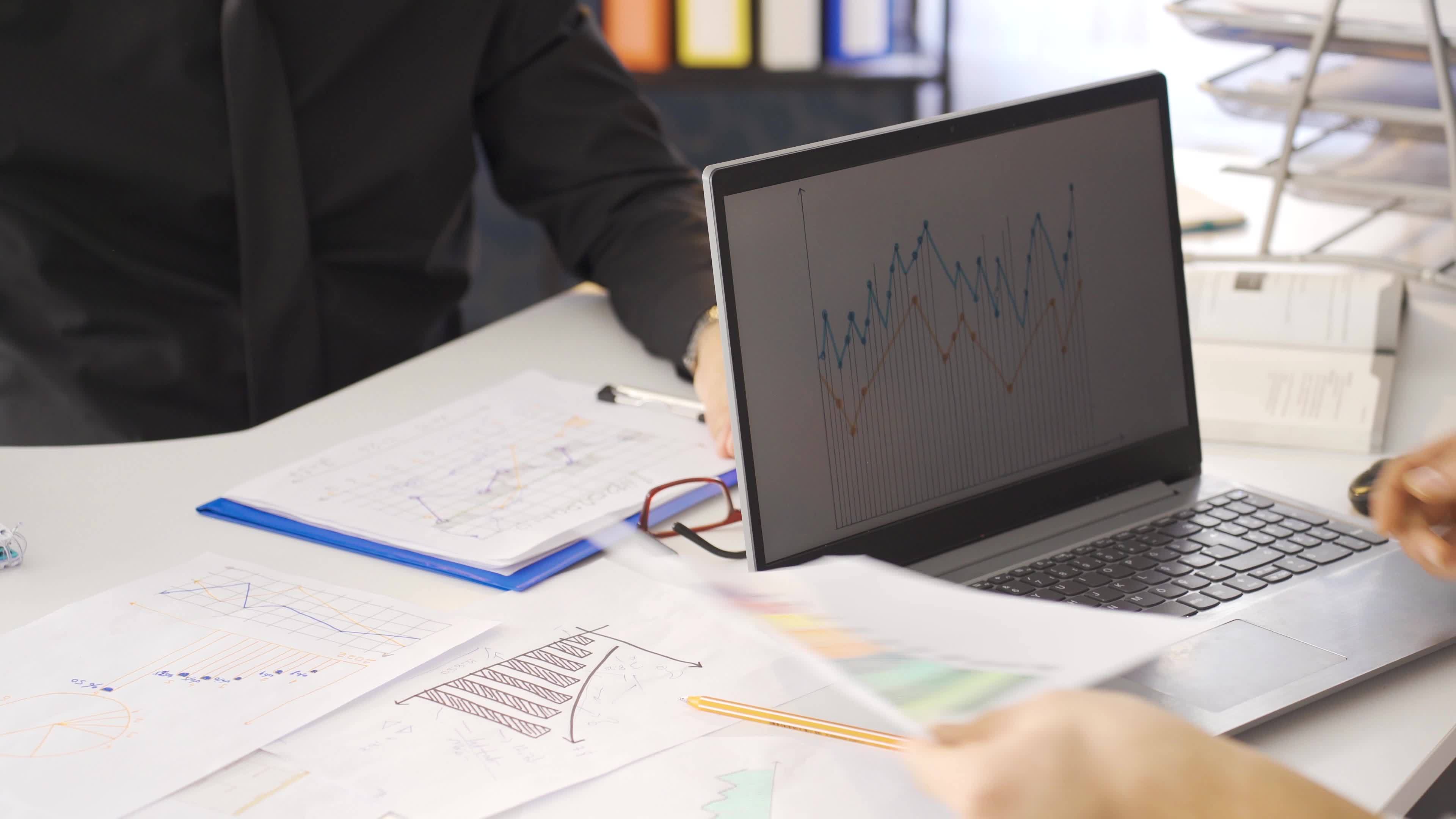 o negócio pessoas trabalhos dentro trabalho em equipe. dois empresários trabalhos intensamente ...