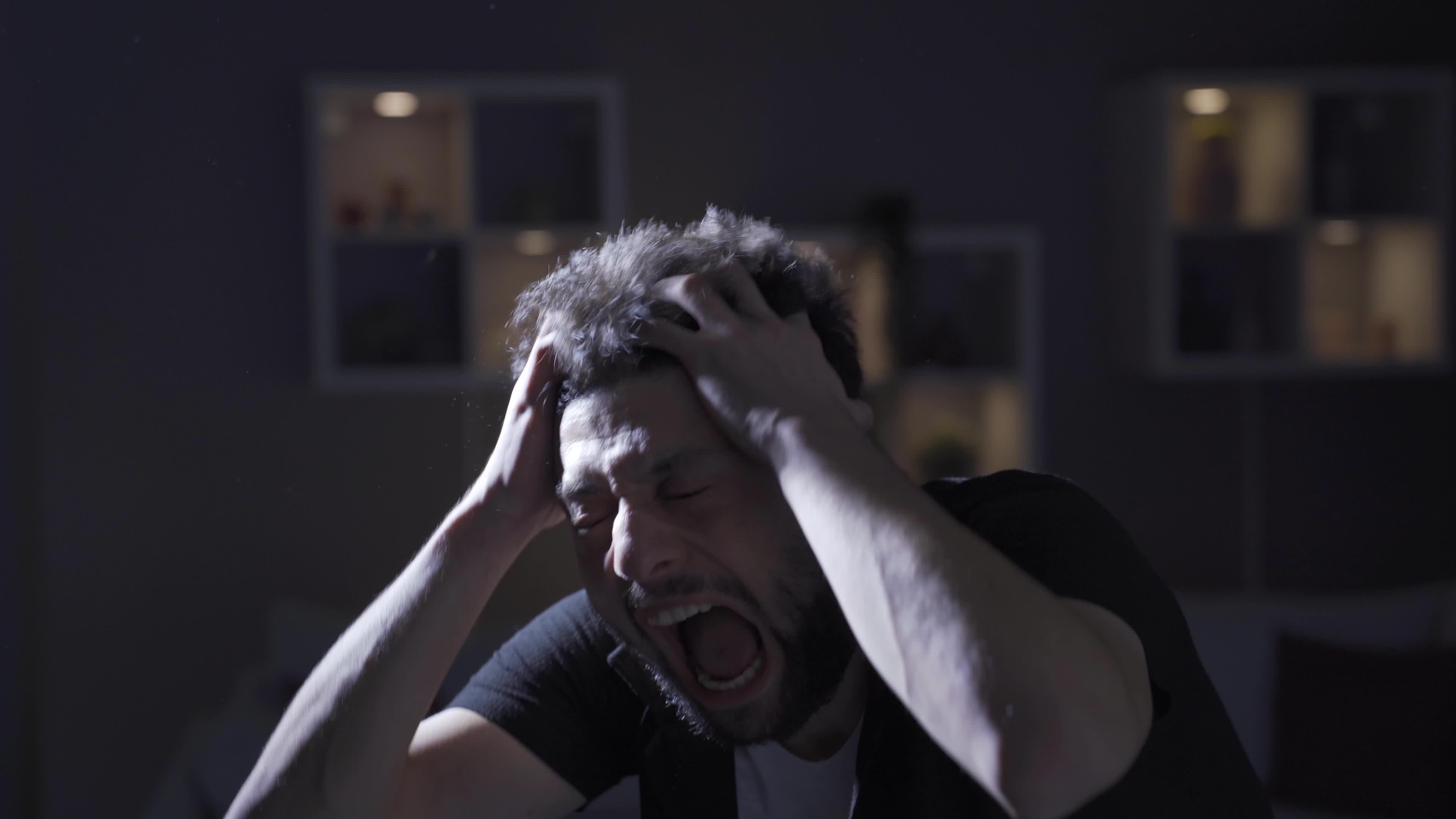 paranoia o esquizofrenia y locura. loco hombre con mental enfermedad conducción loco a hogar ...