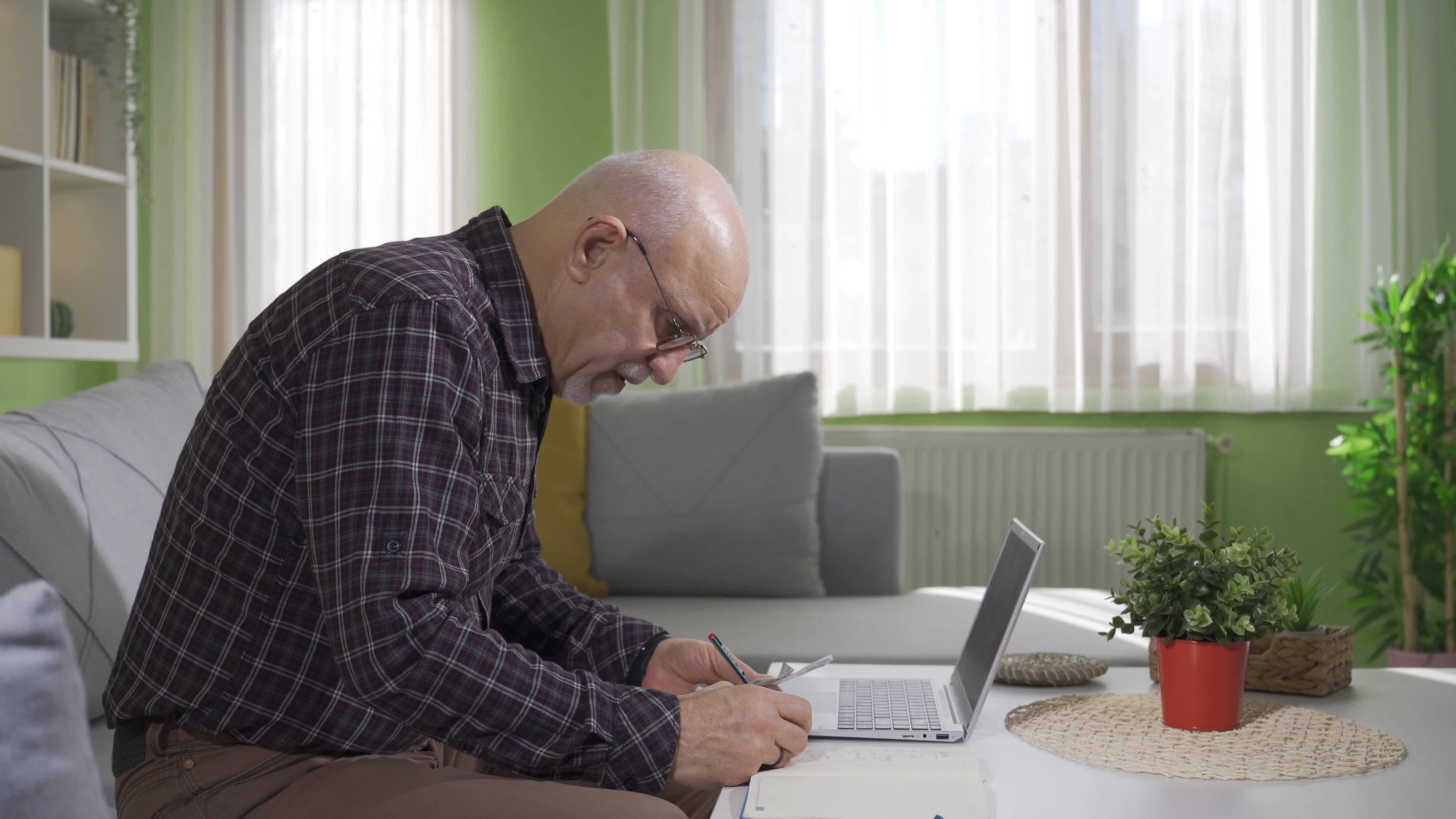 el antiguo hombre calculador el casa presupuesto es pensativo y confuso ...