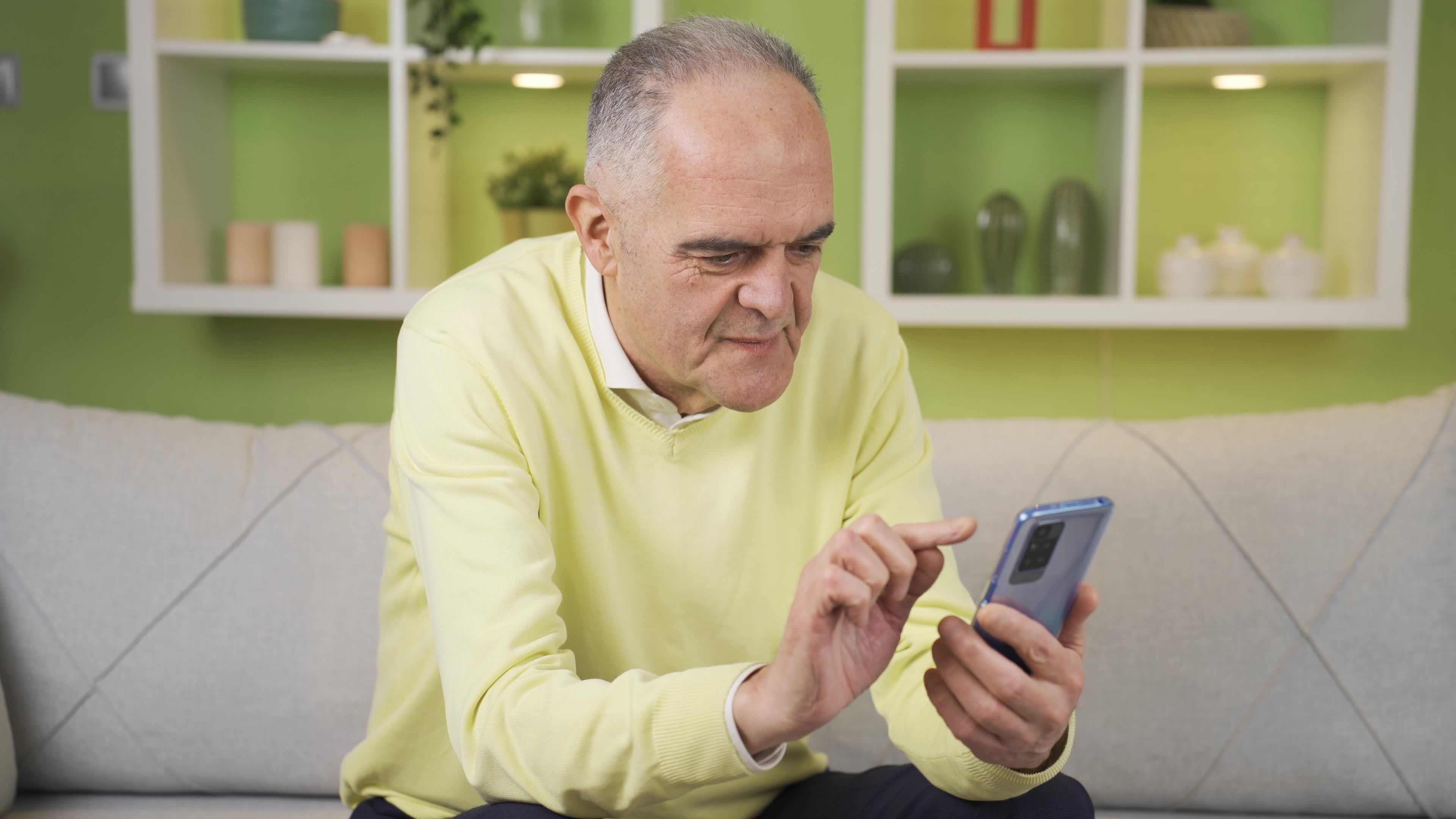 Le Vieux Homme Qui Se Souvient Le Passé à Accueil Obtient émotif Et Heureux émotif Vieux Homme