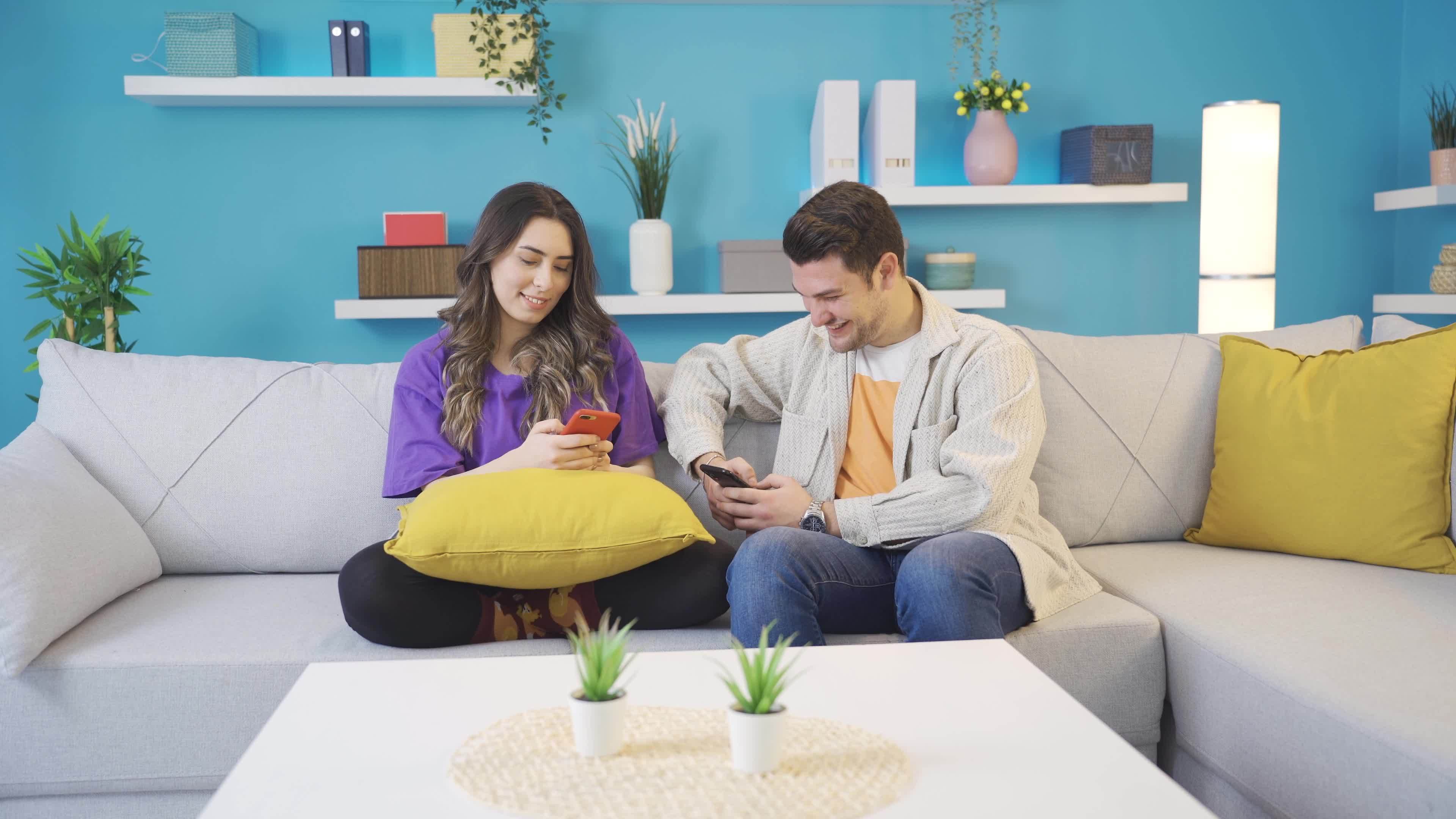 teléfono fanático casado Pareja sentado a hogar en sofá y no cuidando acerca de cada otro ...