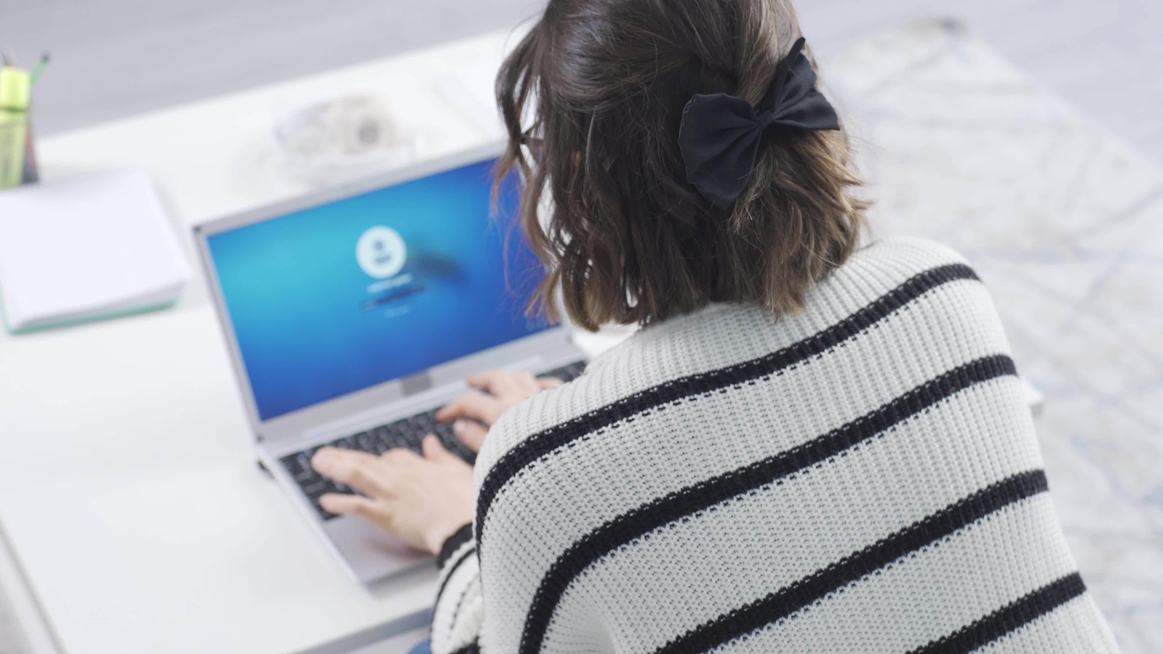 The Woman Who Forgets The Password Of The Computer Gets Angry The