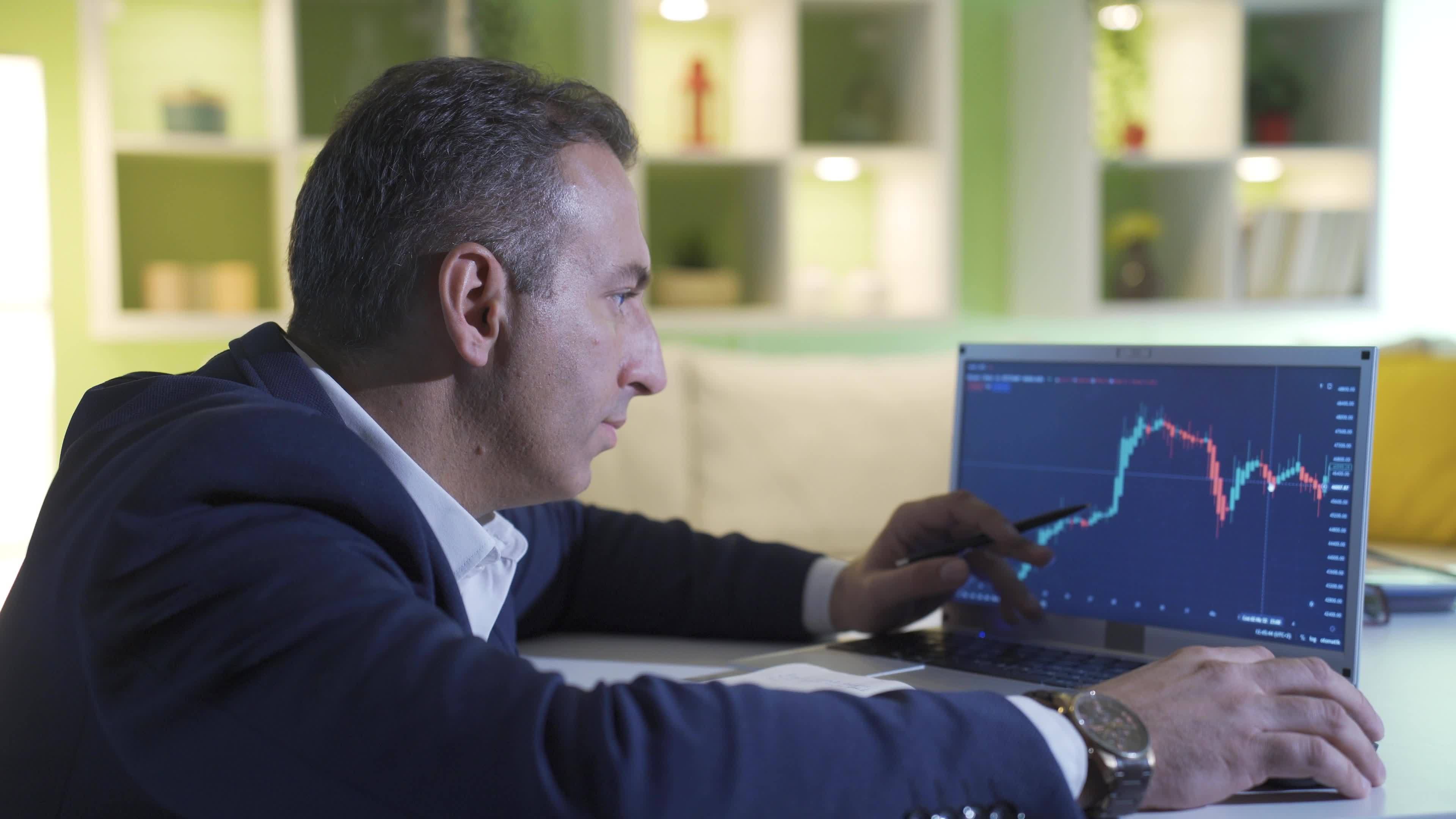 The Broker Monitors And Considers Stock Sales Statistics Investment