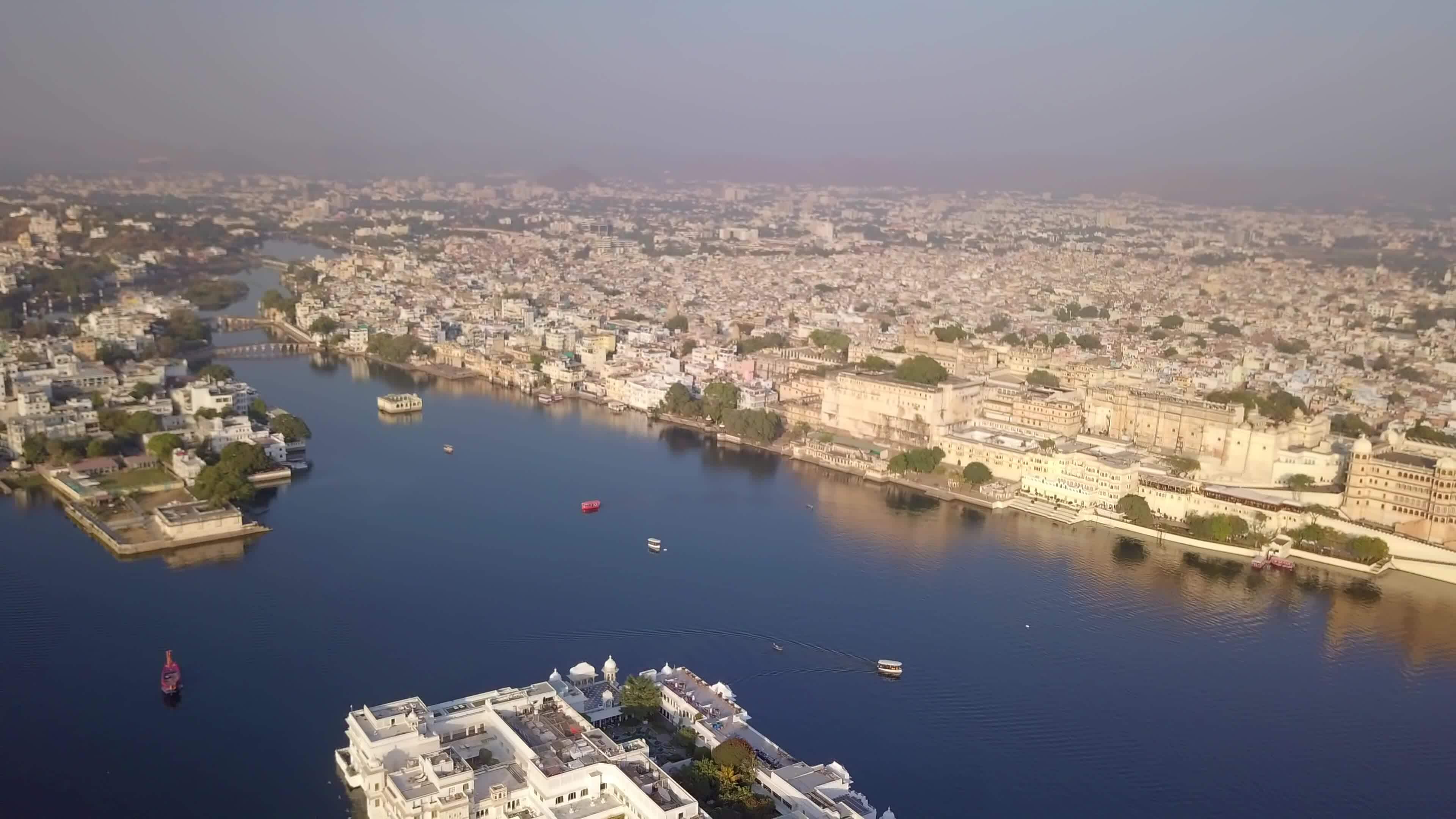 aérien vue 4k vidéo par drone de Lac pichola et ville palais, udaïpur, rajasthan, Inde 24208094 ...