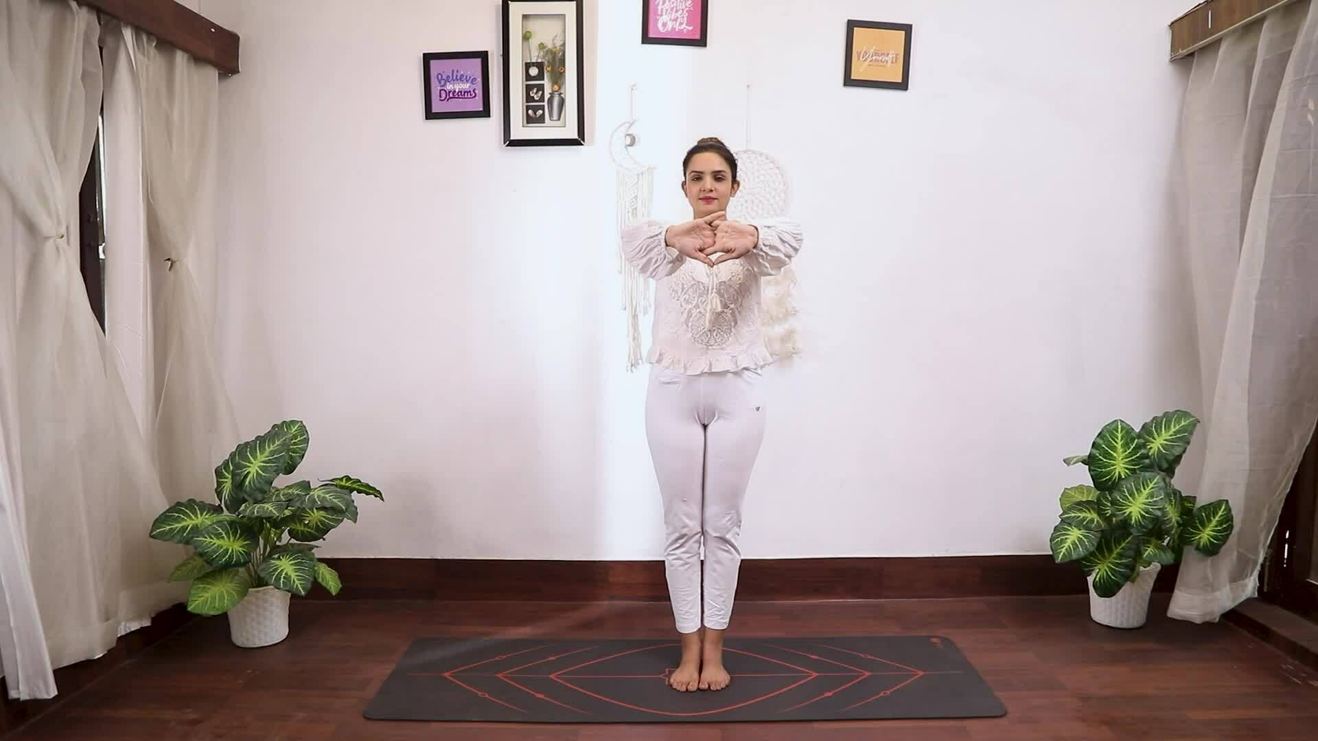 vídeo de un mujer ejecutando urdhva hastottanasana 24210797 Vídeo de stock en Vecteezy